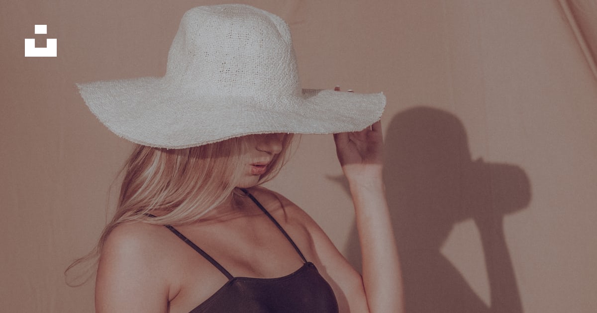 白い日よけ帽をかぶった黒いスパゲッティストラップトップの女性の写真 Unsplashの無料ファッション写真