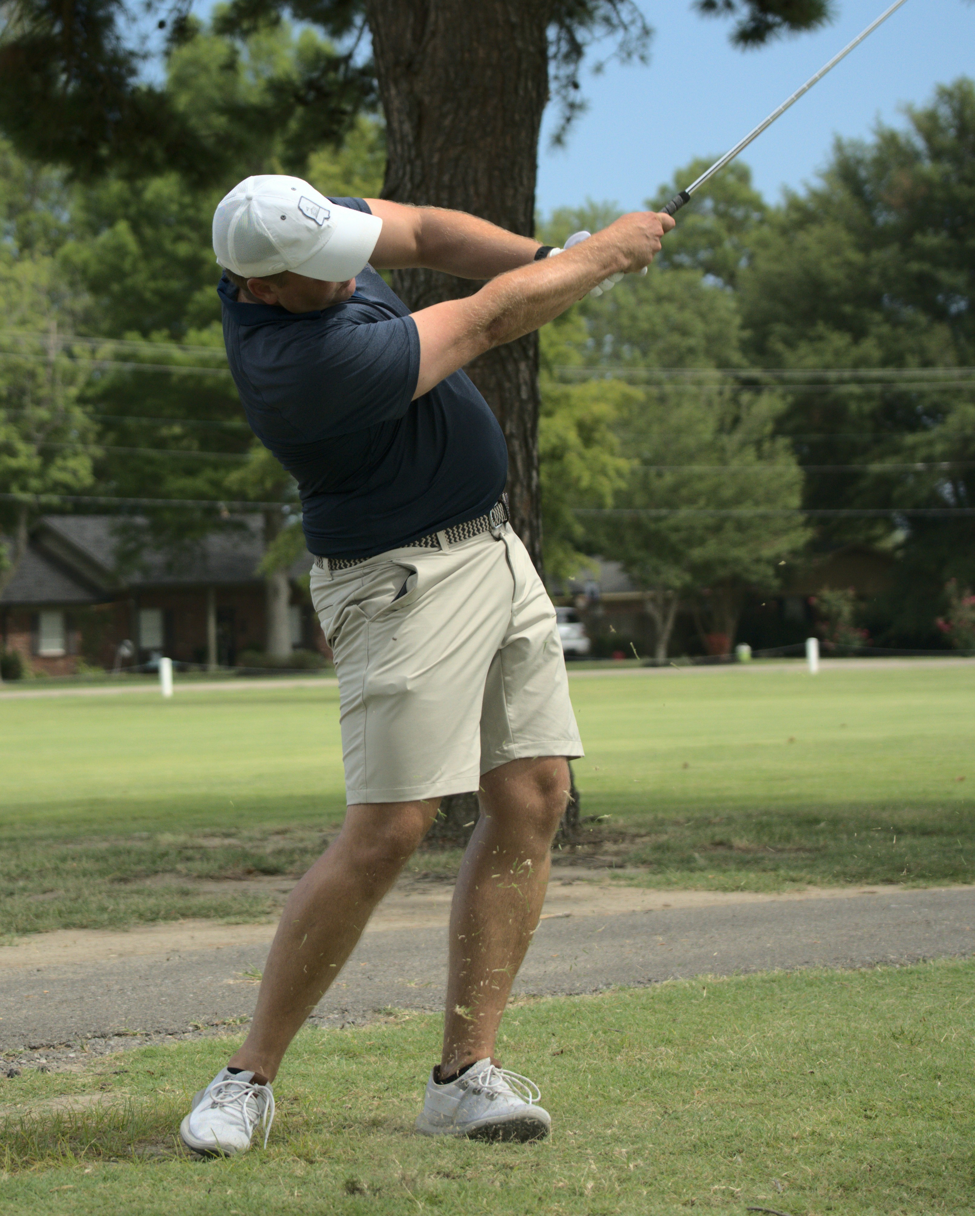 Mid-Swing Rhythm: Park-Side Golf Under a Lofty Oak