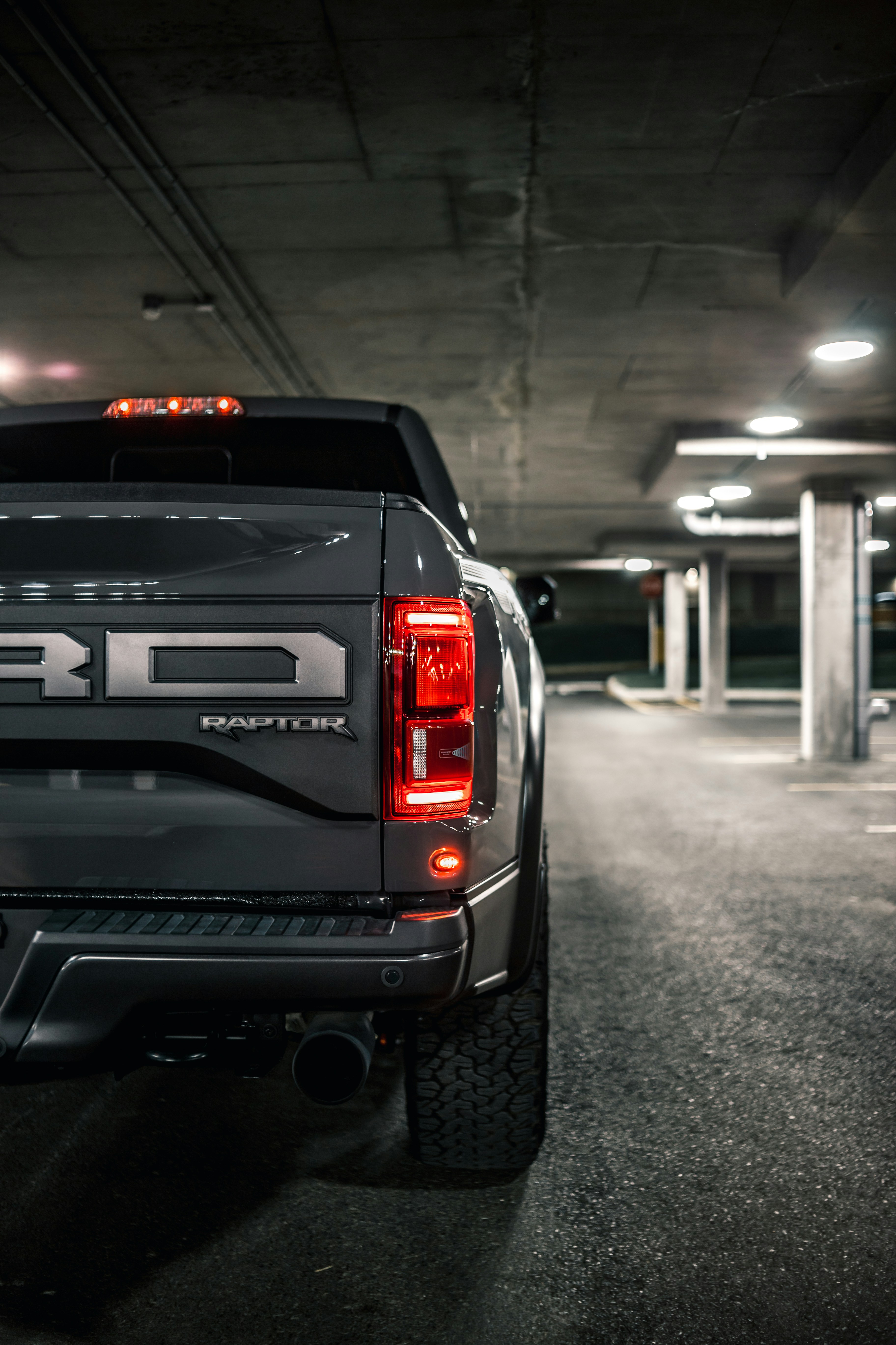 Coche Chevrolet negro en la carretera durante el día foto – Imagen de ...