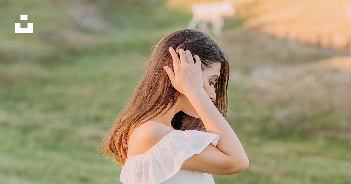 Foto Mujer Con Vestido Blanco Parada En Un Campo De Hierba Verde
