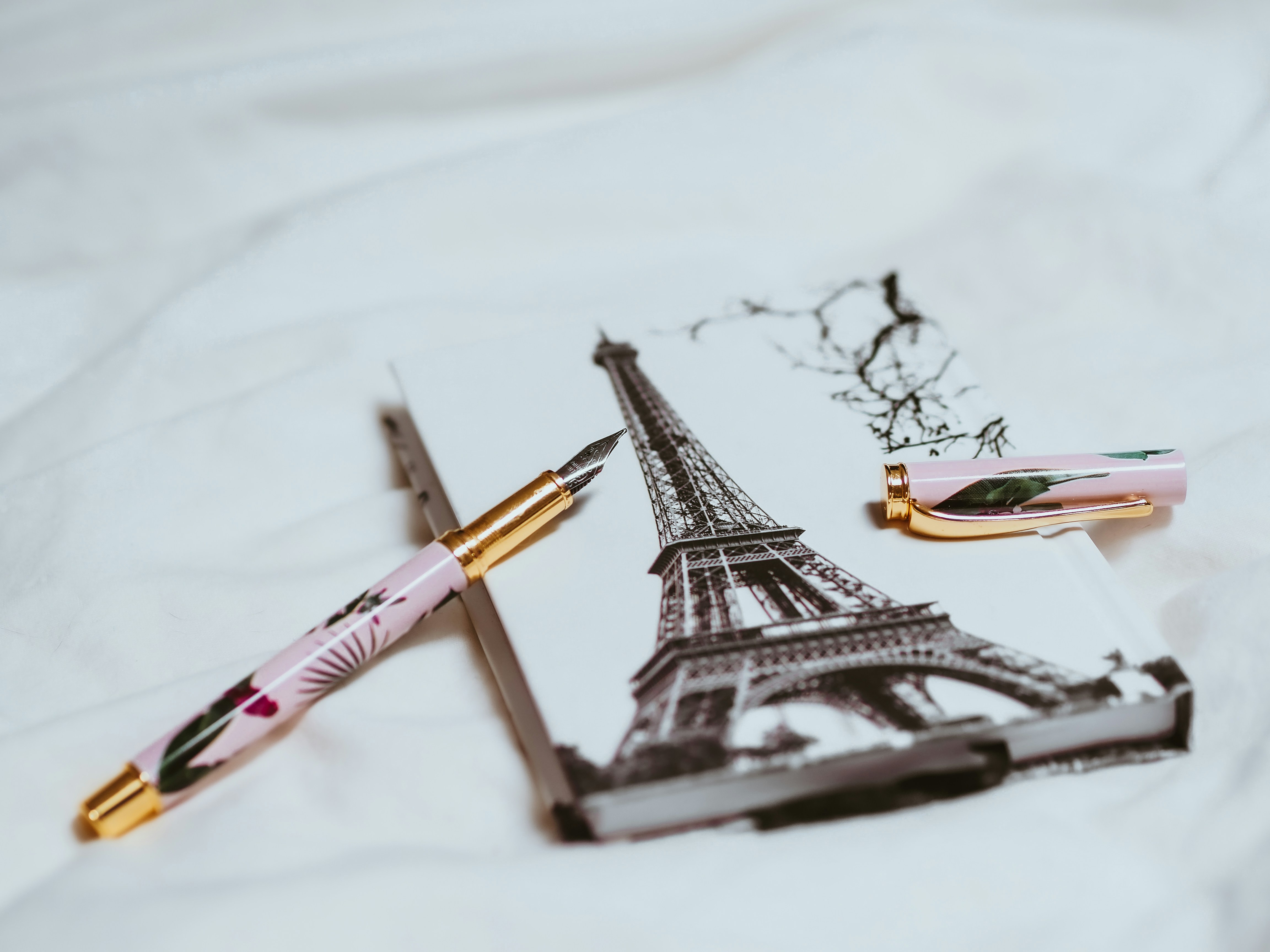 Paris Sketch: Eiffel Tower Sketchbook with Pink-Gold Fountain Pen
