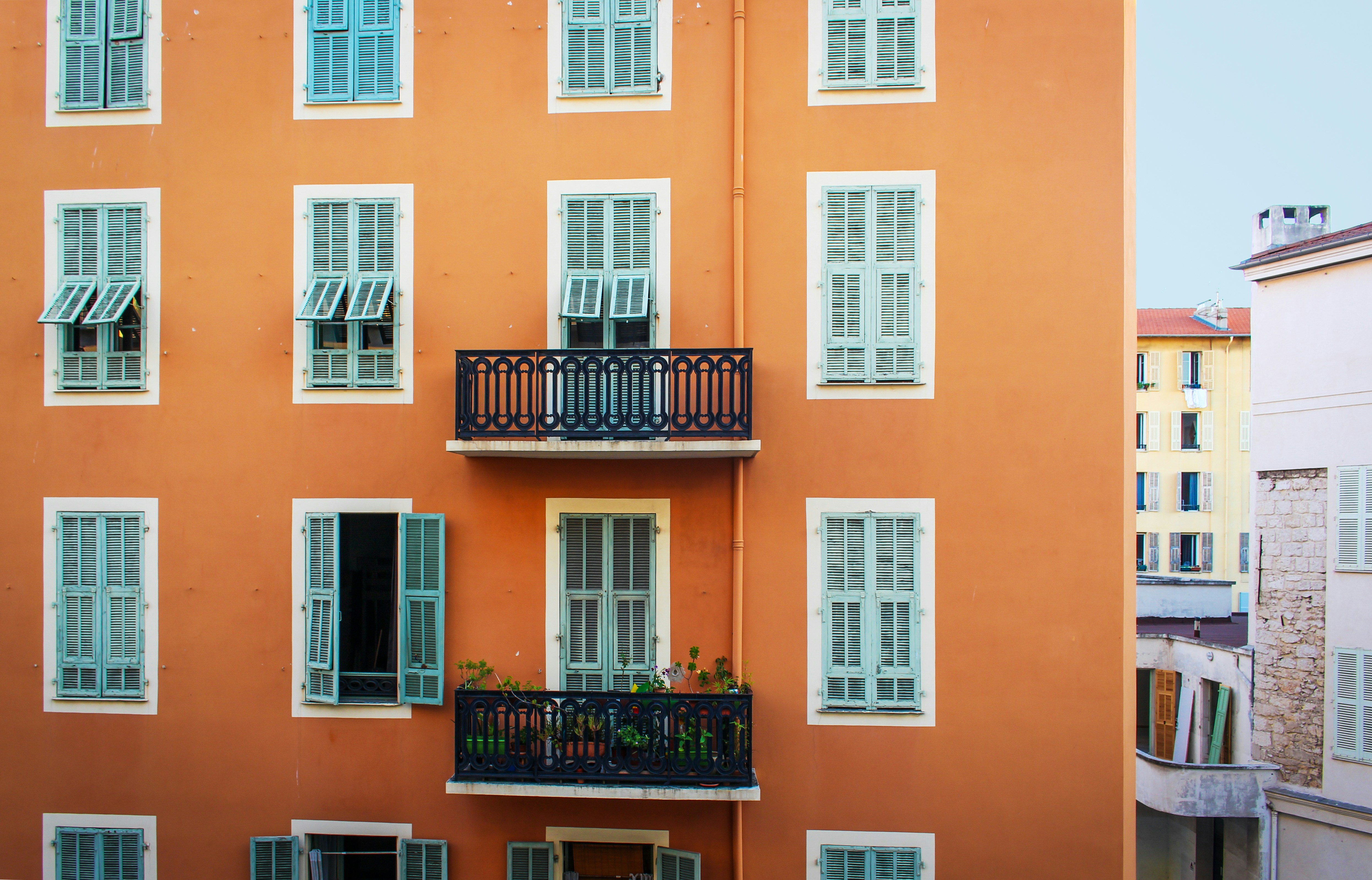 Mediterranean Charm: Symmetry and Color Contrast
