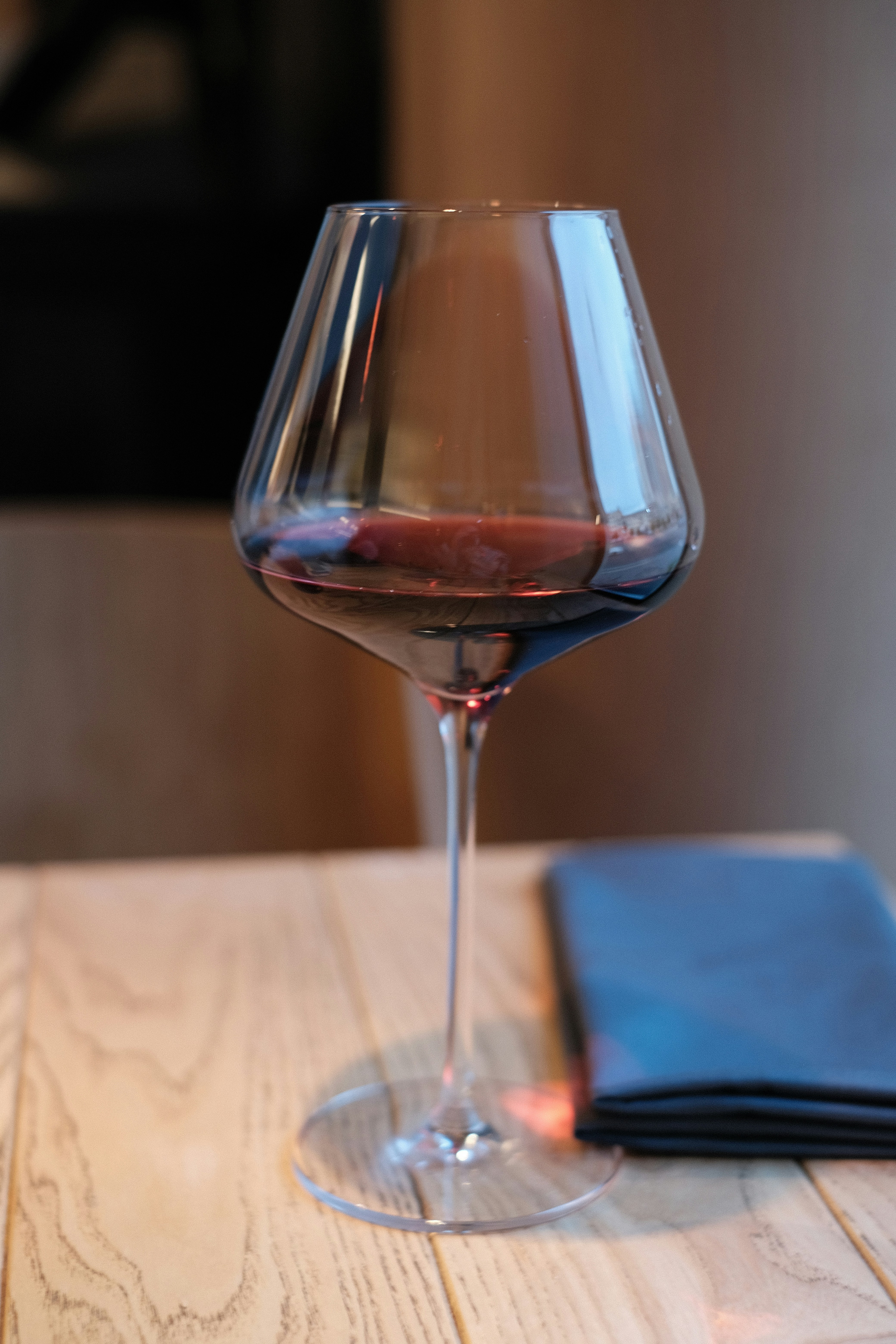 Verre à vin clair avec liquide rouge photo – Photo Verre Gratuite sur ...
