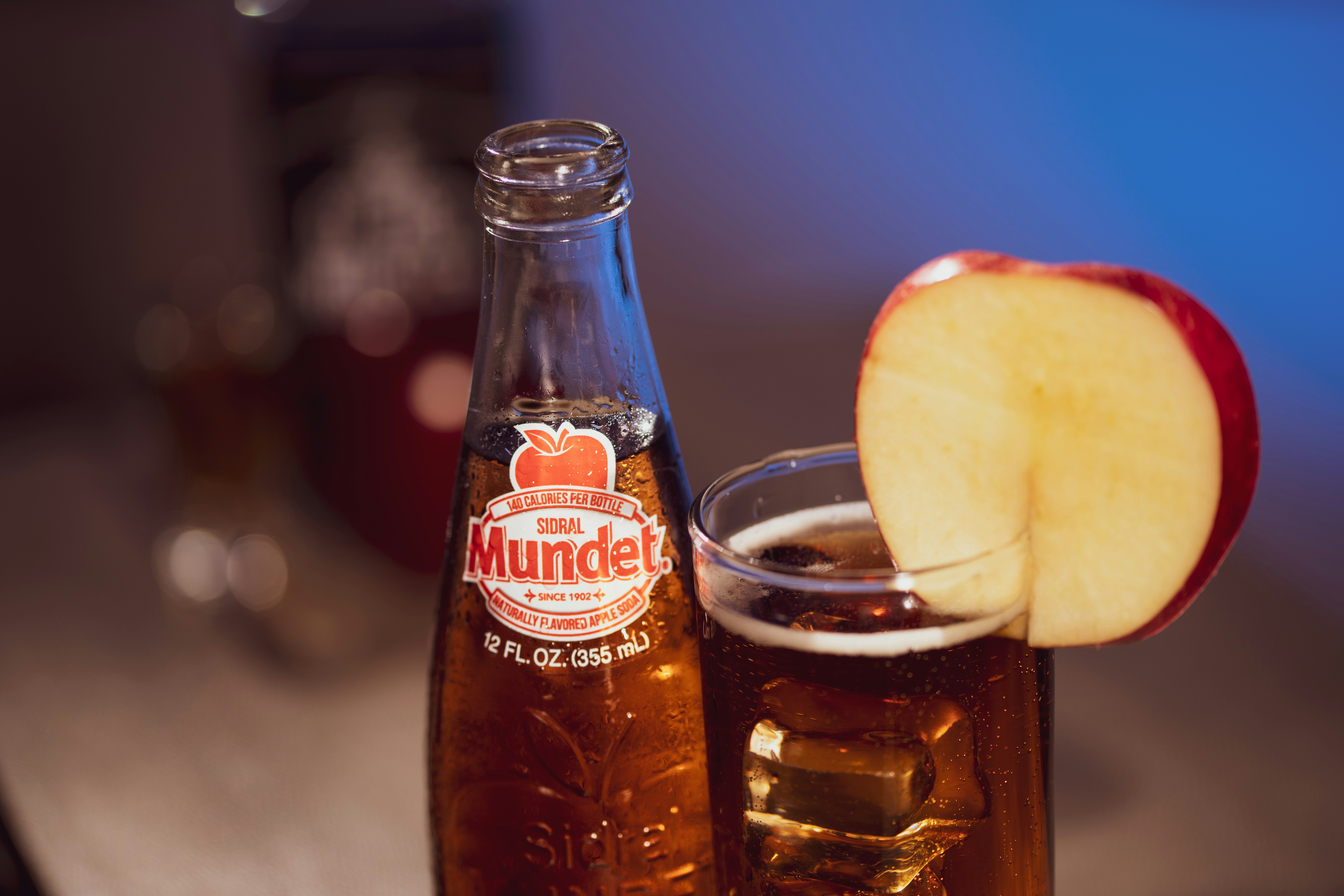 Amber Glass, Crisp Apple: A Quiet Still-life of Mundet