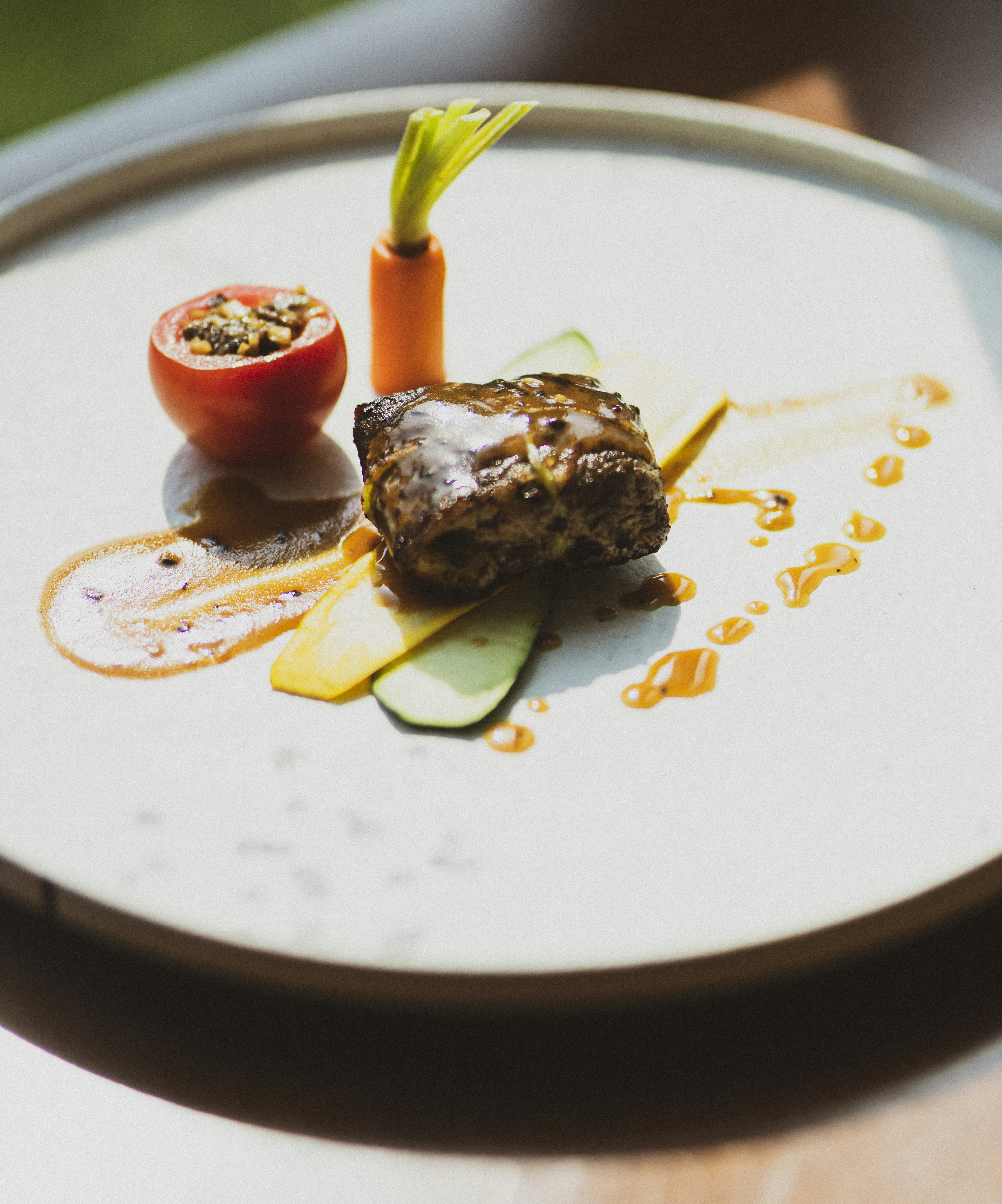 Foto de comida marrón y negra en plato de cerámica blanca – Imagen ...