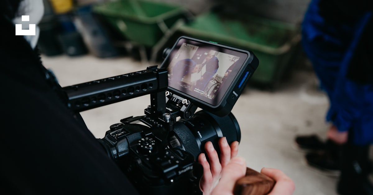 검은 Dslr 카메라를 들고있는 사람 사진 Unsplash의 무료 사진기 이미지