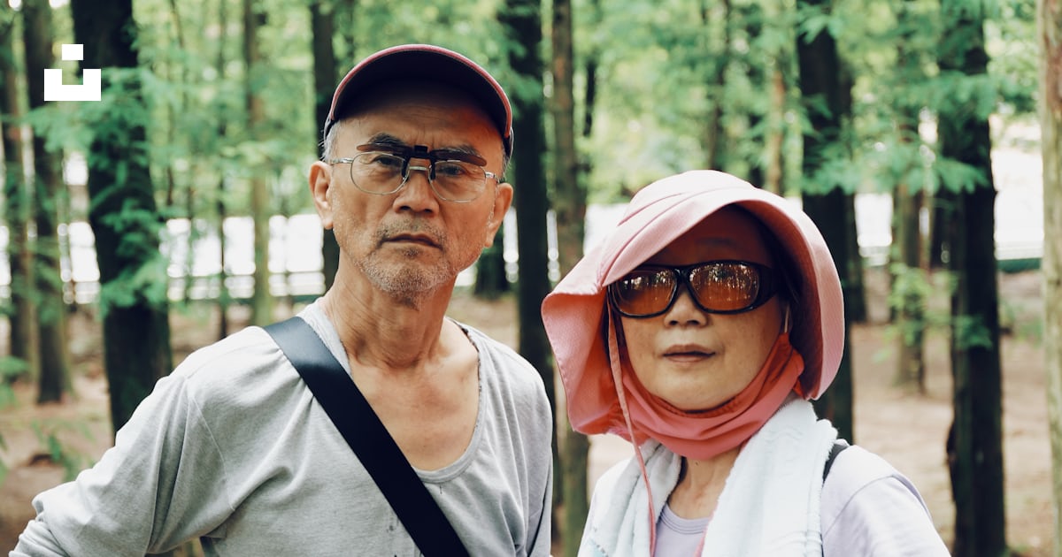 흰색 크루넥 티셔츠를 입은 남자 옆에 흰색 크루넥 티셔츠를 입은 여자 사진 Unsplash의 무료 초상 이미지