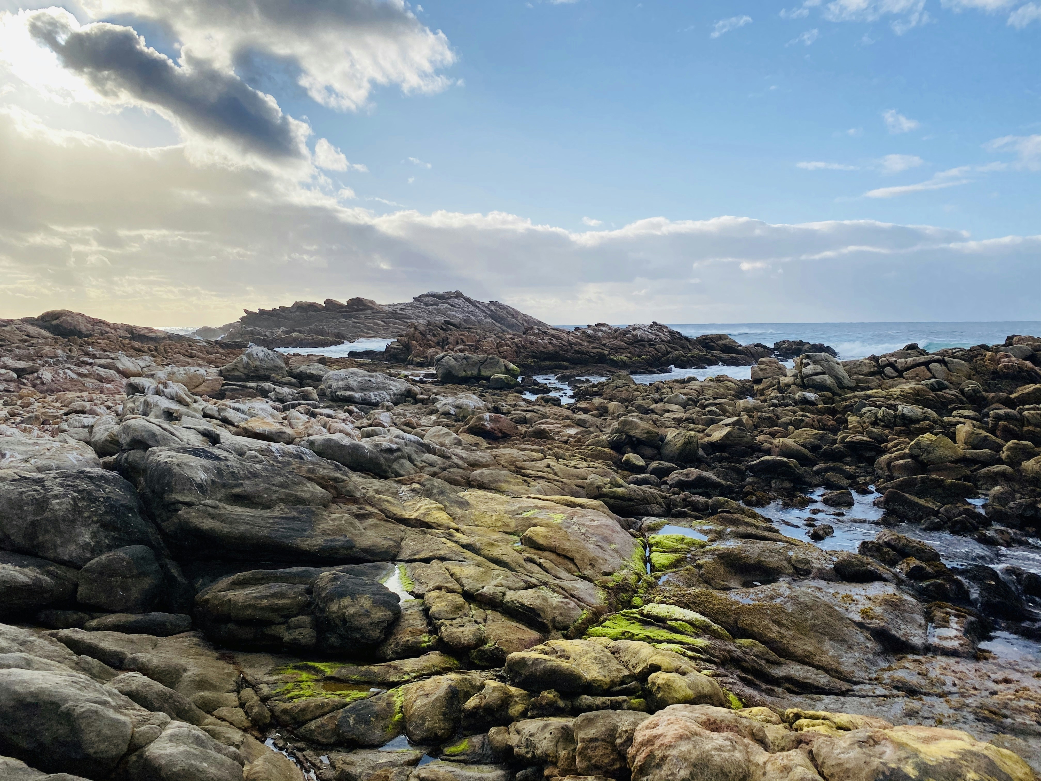 Costa rocosa bajo el cielo azul durante el día foto – Imagen de ...