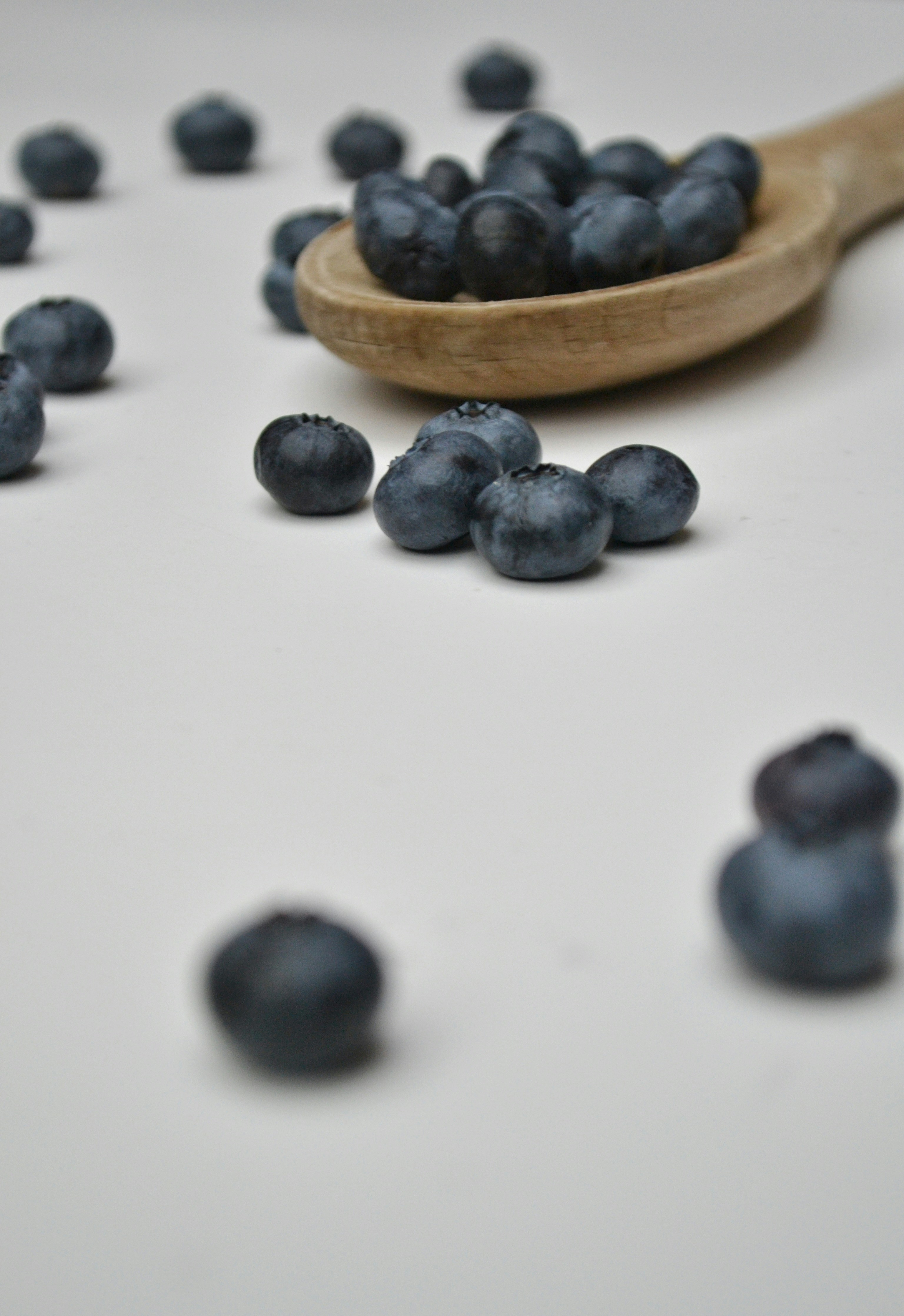 Fruits ronds noirs sur tableau blanc photo – Photo Aliments Gratuite ...