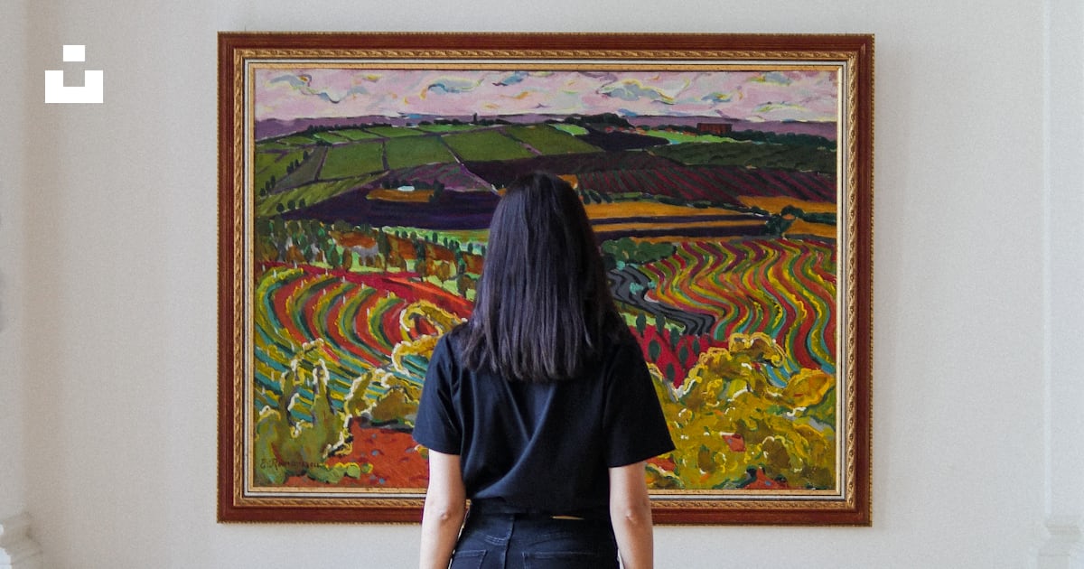 검은 긴 소매 셔츠와 검은 바지를 입은 여자가 흰색 콘크리트 계단에 서 있다 사진 Unsplash의 무료 예술 이미지