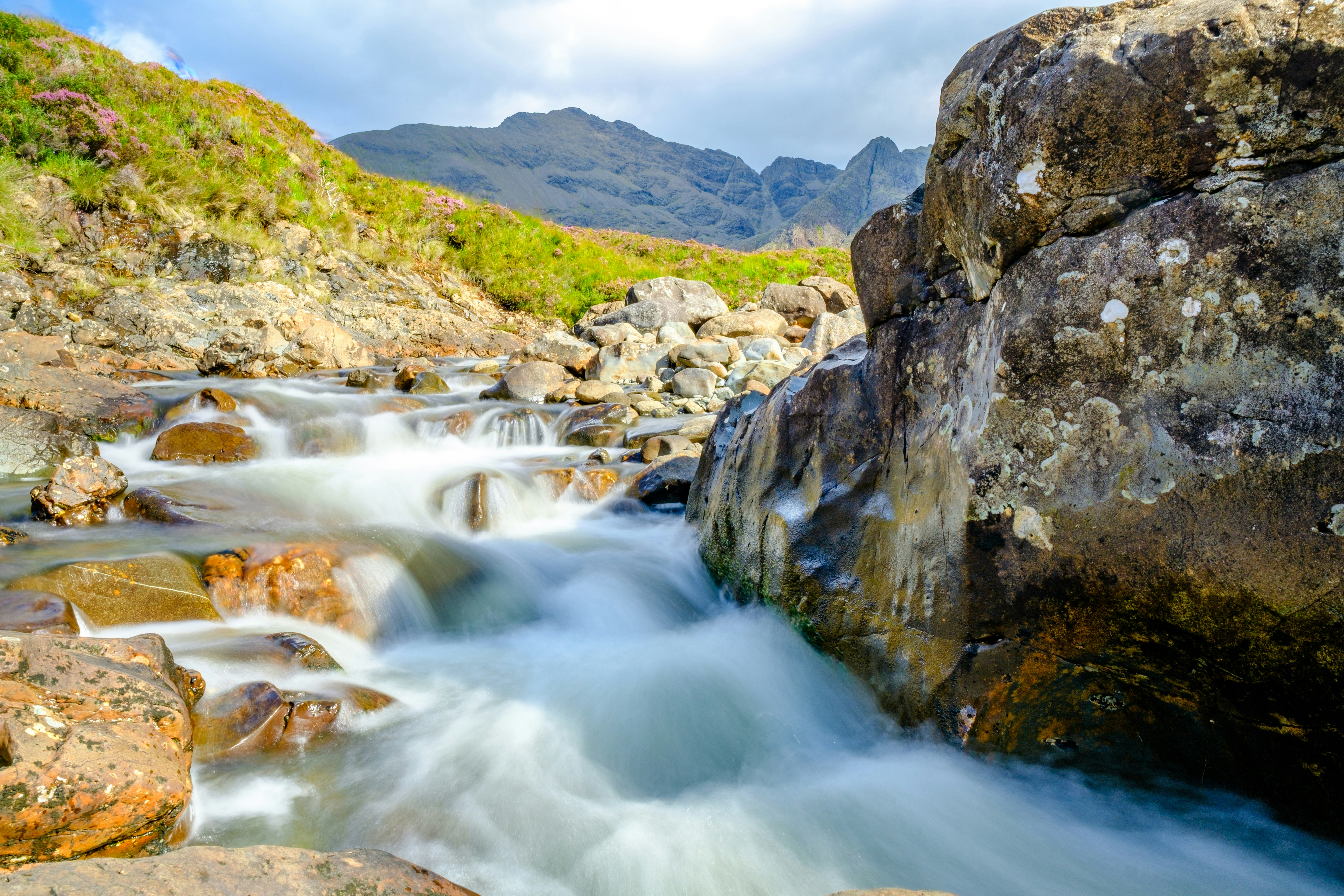 Photographie en accéléré de la rivière entre les montagnes Rocheuses ...