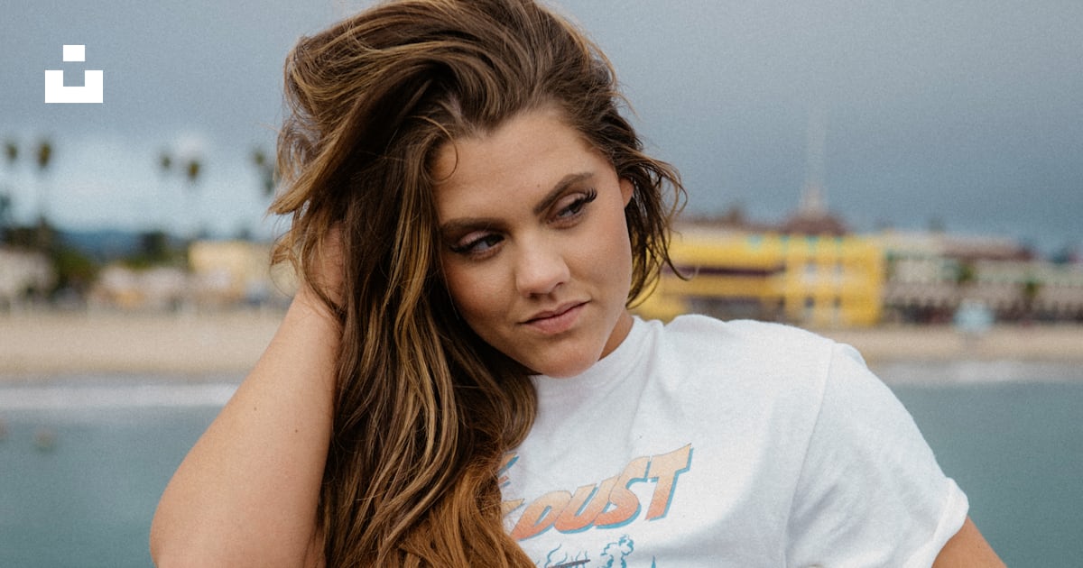 Mujer Con Camiseta Blanca Y Falda Negra Foto Imagen De California