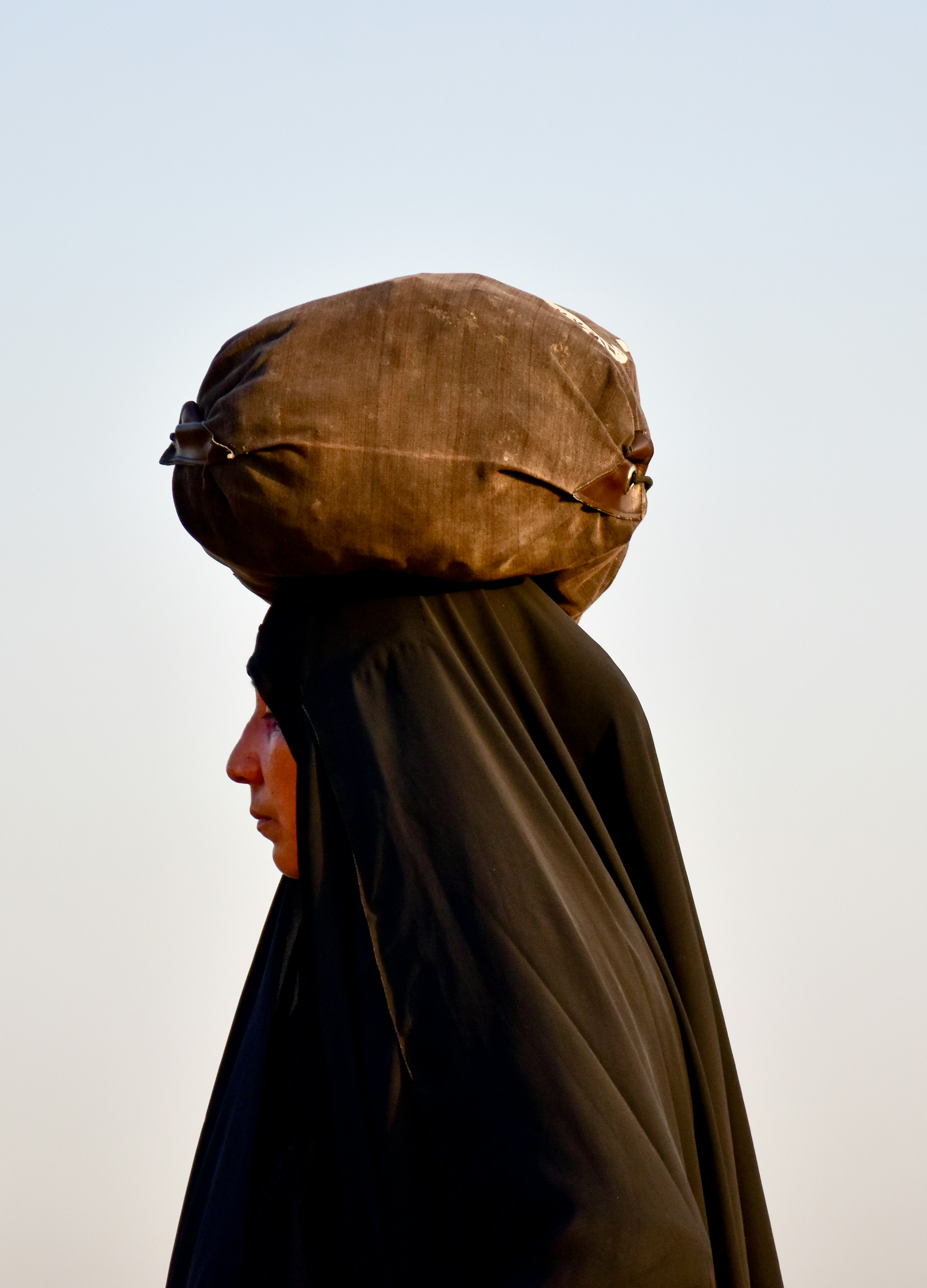 Femme en hijab marron couvrant son visage avec un textile brun photo ...