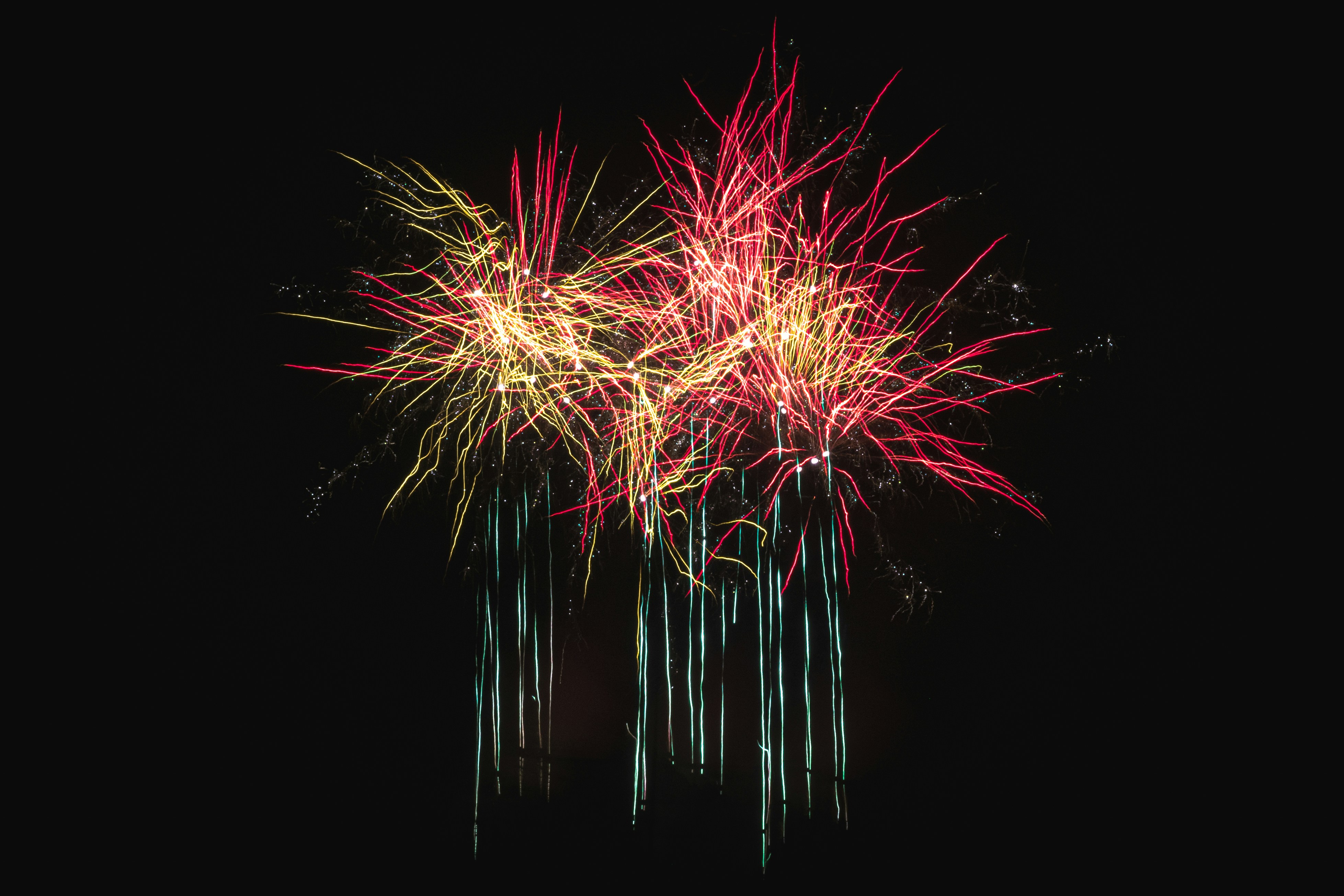 A bunch of fireworks are lit up in the night sky photo – Free Uithuizen ...