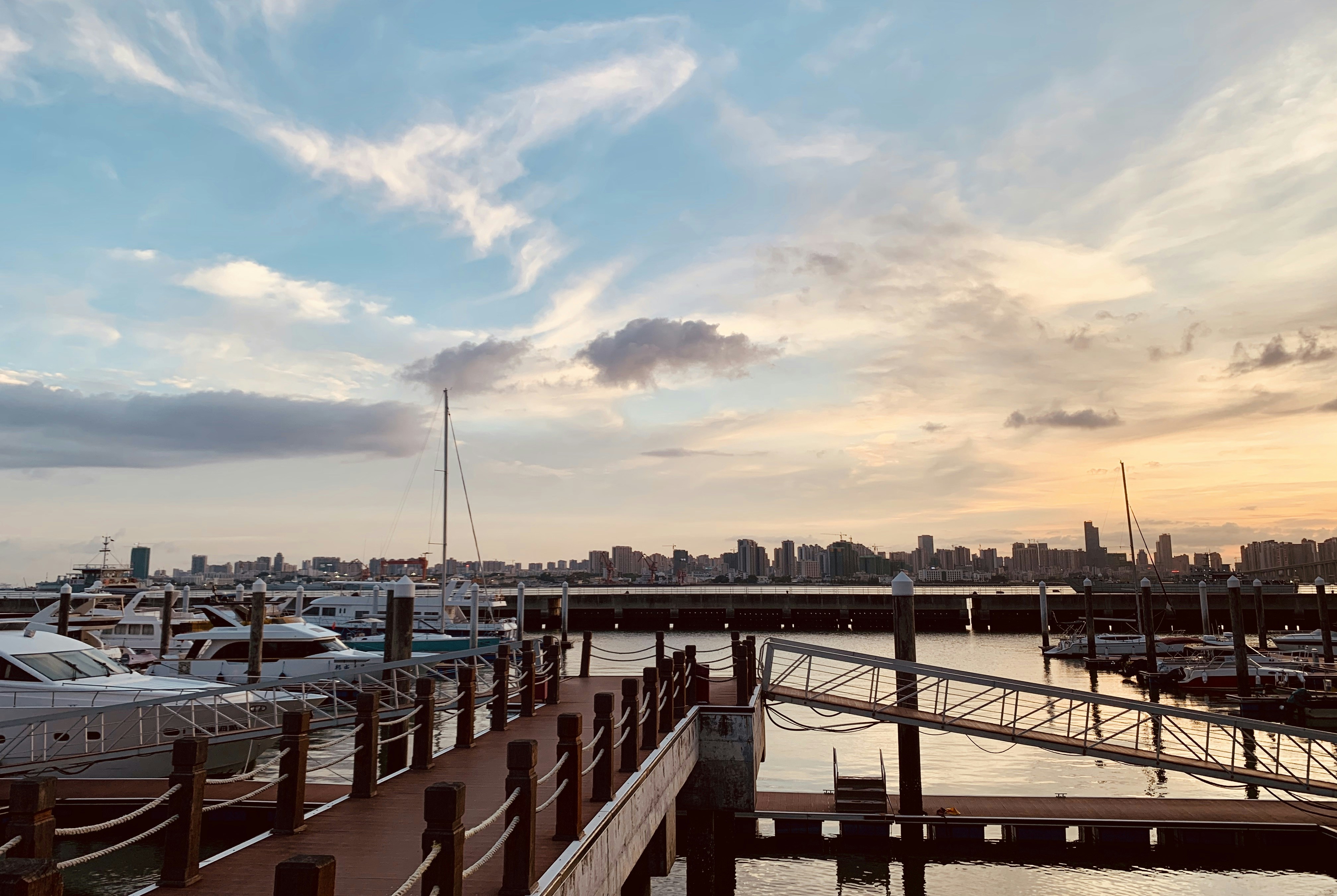 Barcos blancos y azules en el muelle durante el día foto – Imagen de Edificio gratuita en Unsplash