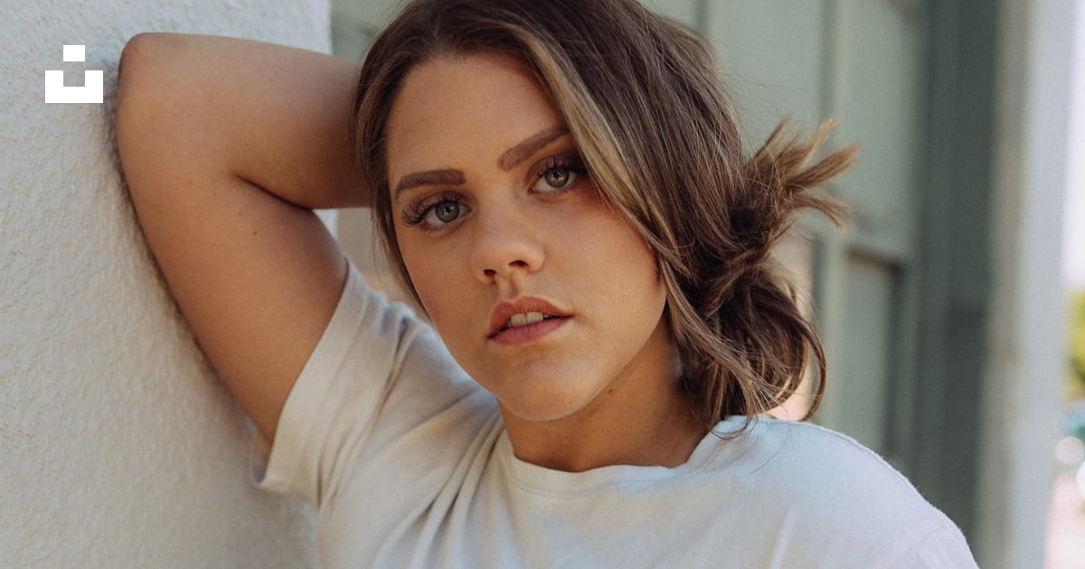 Foto Mujer Con Camiseta Blanca De Cuello Redondo Imagen Mujer Gratis