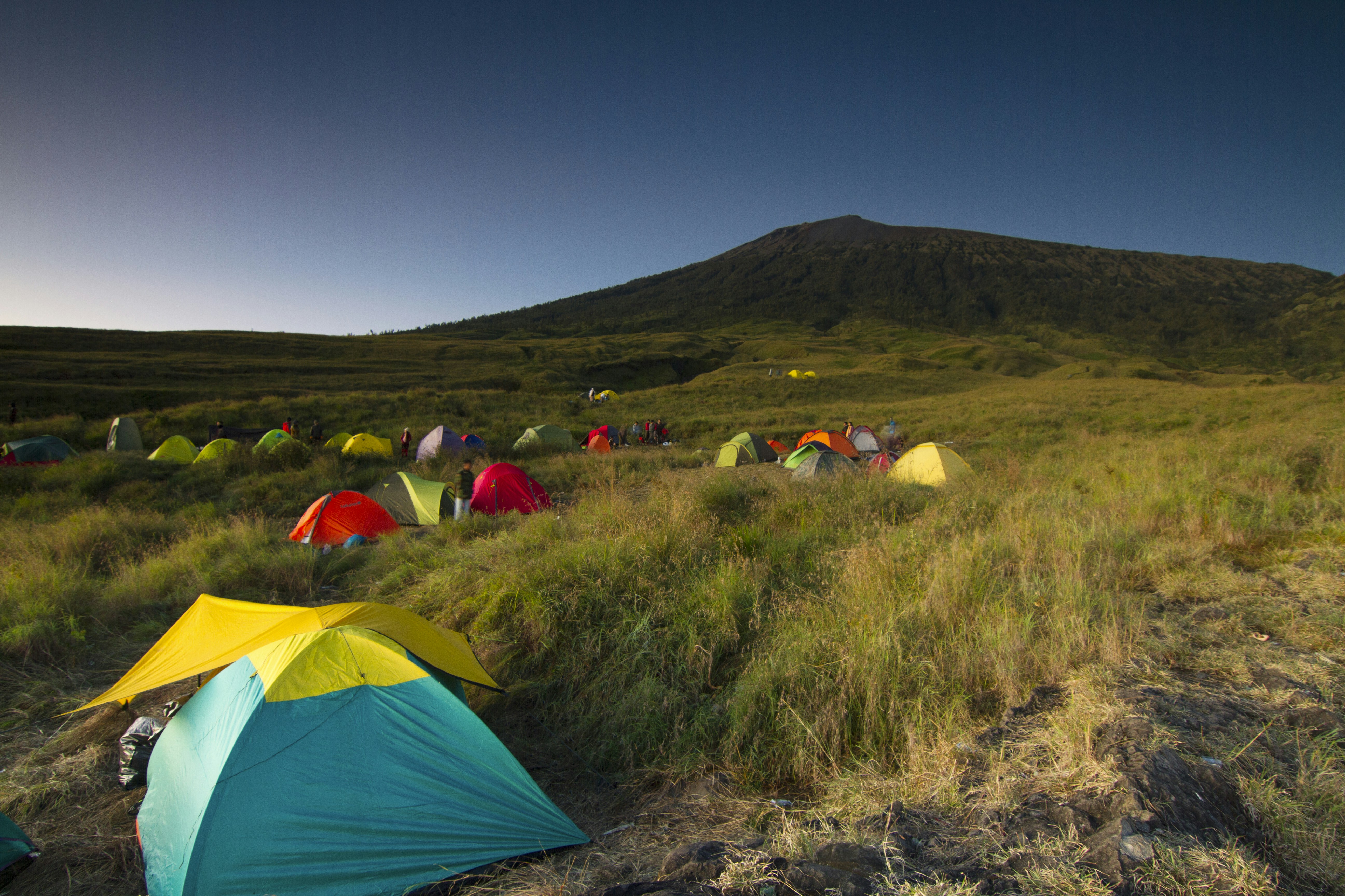 Foto Gente acampando en un campo de hierba verde durante el día ...