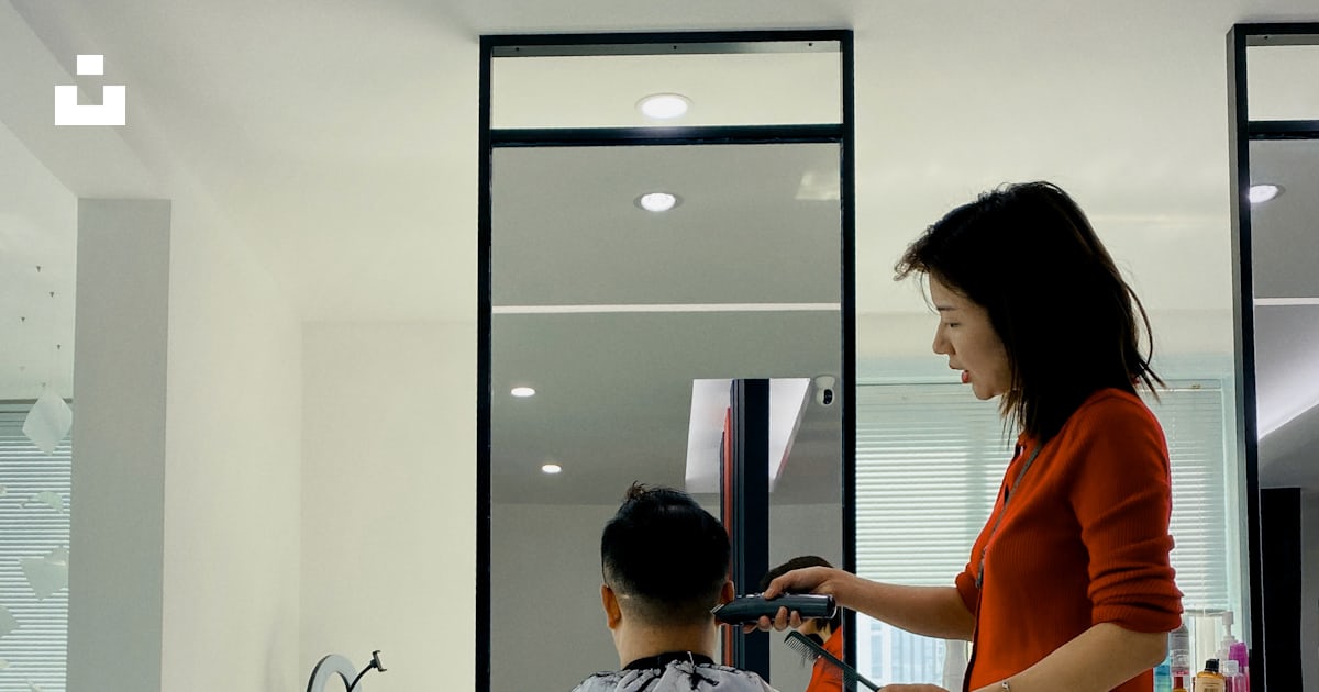 거울 앞에 서 있는 빨간 티셔츠를 입은 여자 사진 Unsplash의 무료 사업 이미지
