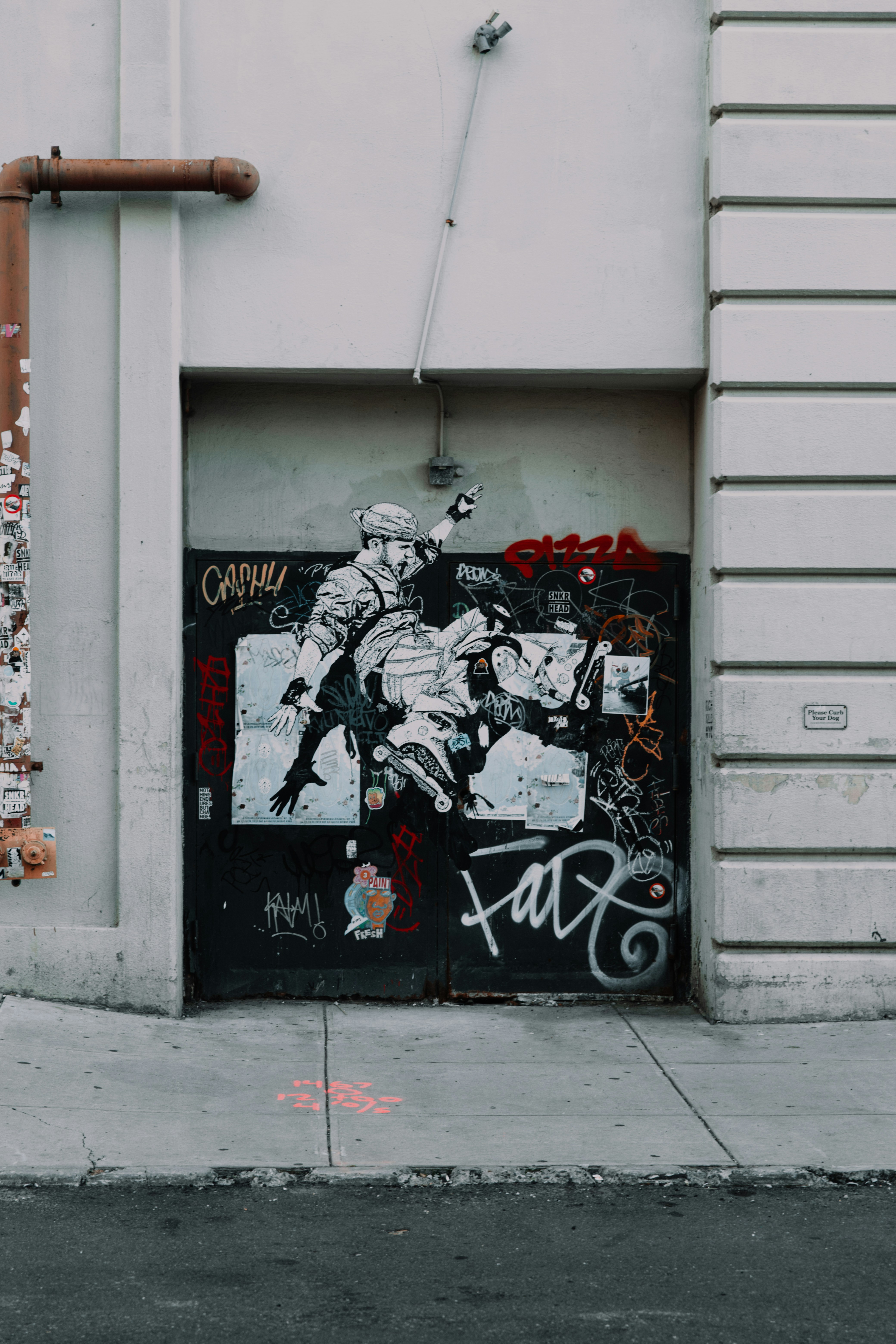 Foto Graffiti en blanco y negro en pared blanca – Imagen Gris gratis en ...
