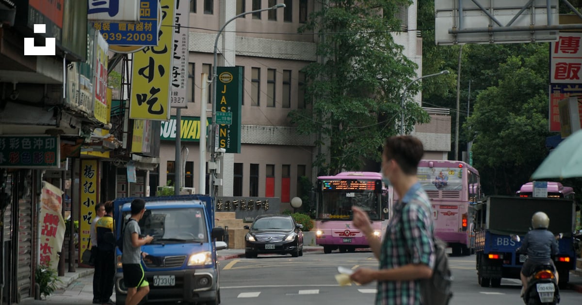 낮 동안 보행자 차선에 서 있는 흰색과 분홍색 셔츠를 입은 여자 사진 Unsplash의 무료 남자 이미지
