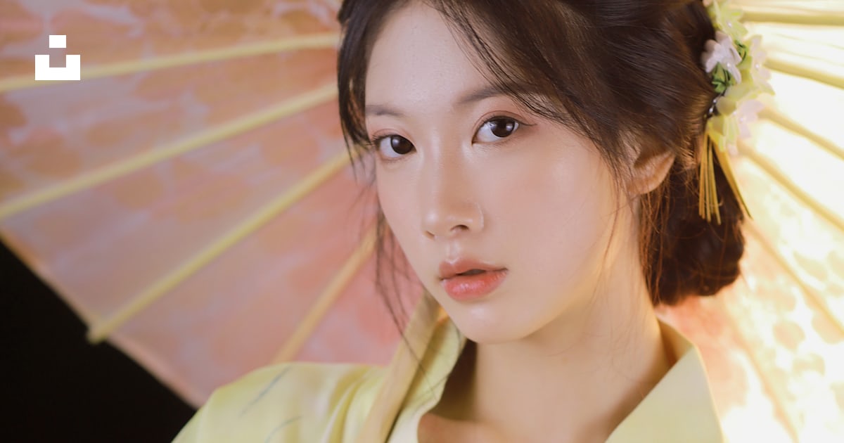 분홍색 우산을 들고 있는 흰색 블레이저를 입은 여자 사진 Unsplash의 무료 갈색 이미지