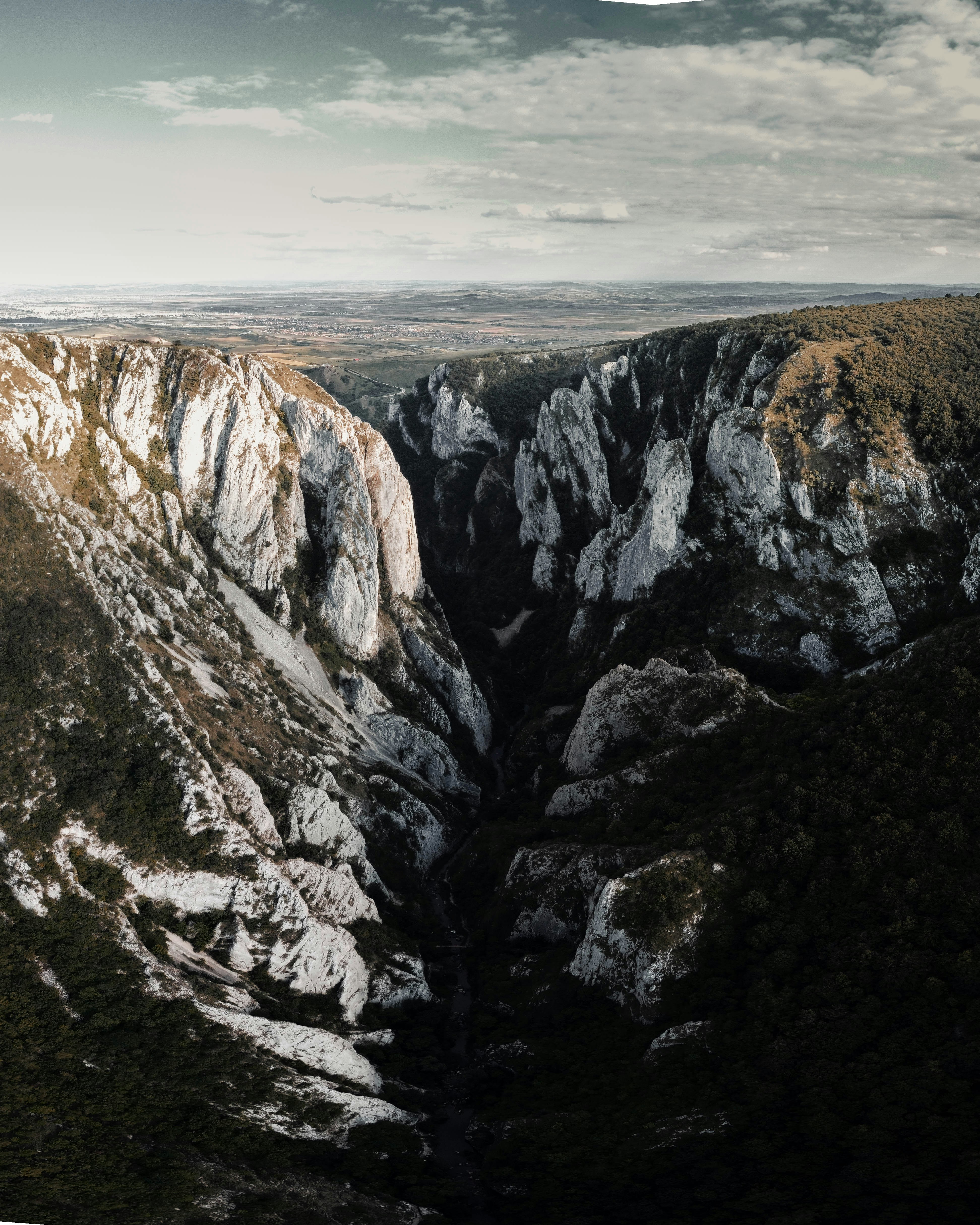 Montagne rocheuse grise sous un ciel gris pendant la journée photo ...