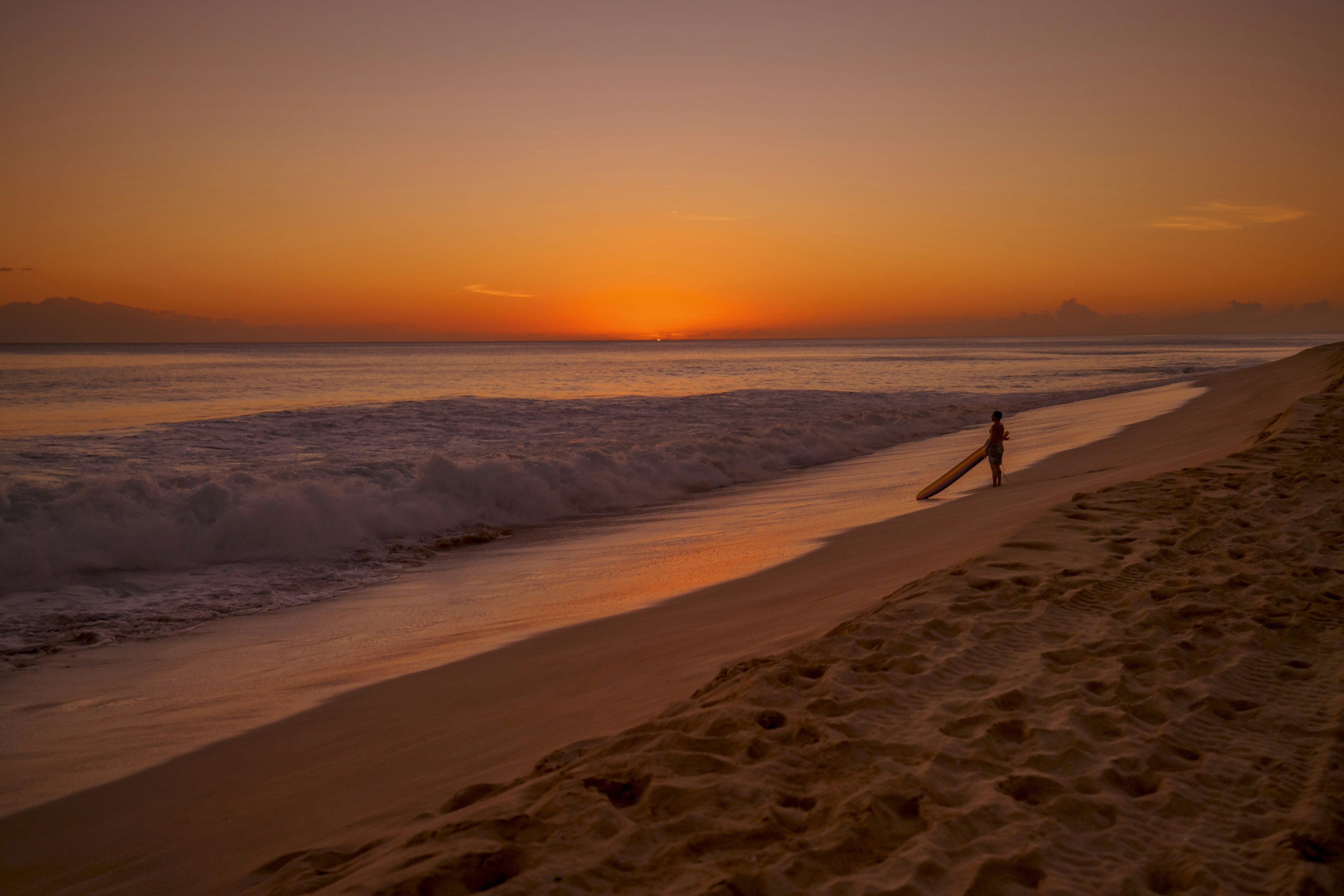 Person walking on beach during sunset photo – Free Oʻahu Image on Unsplash
