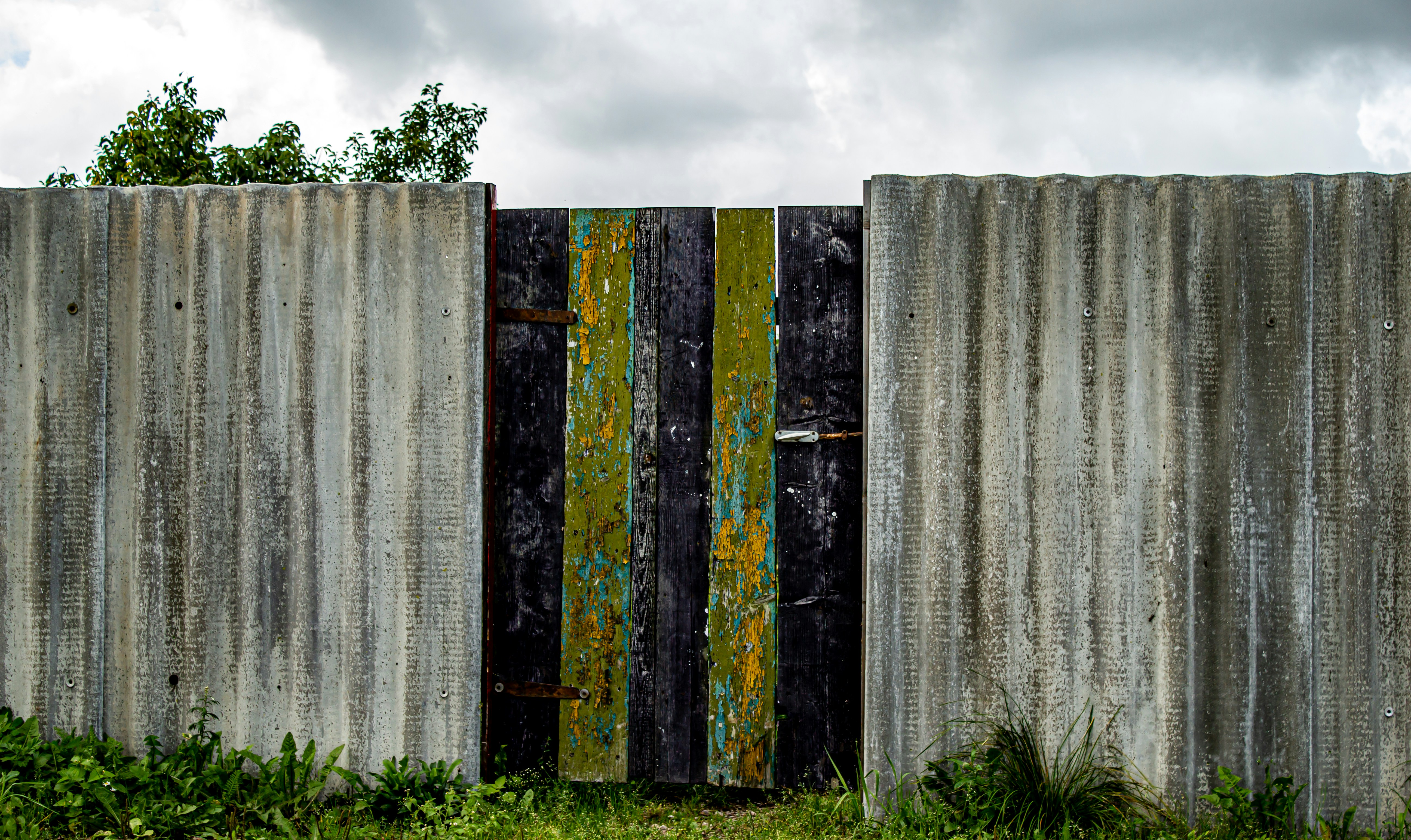 Clôture en bois gris sur un champ d’herbe verte photo – Photo Sipelga ...