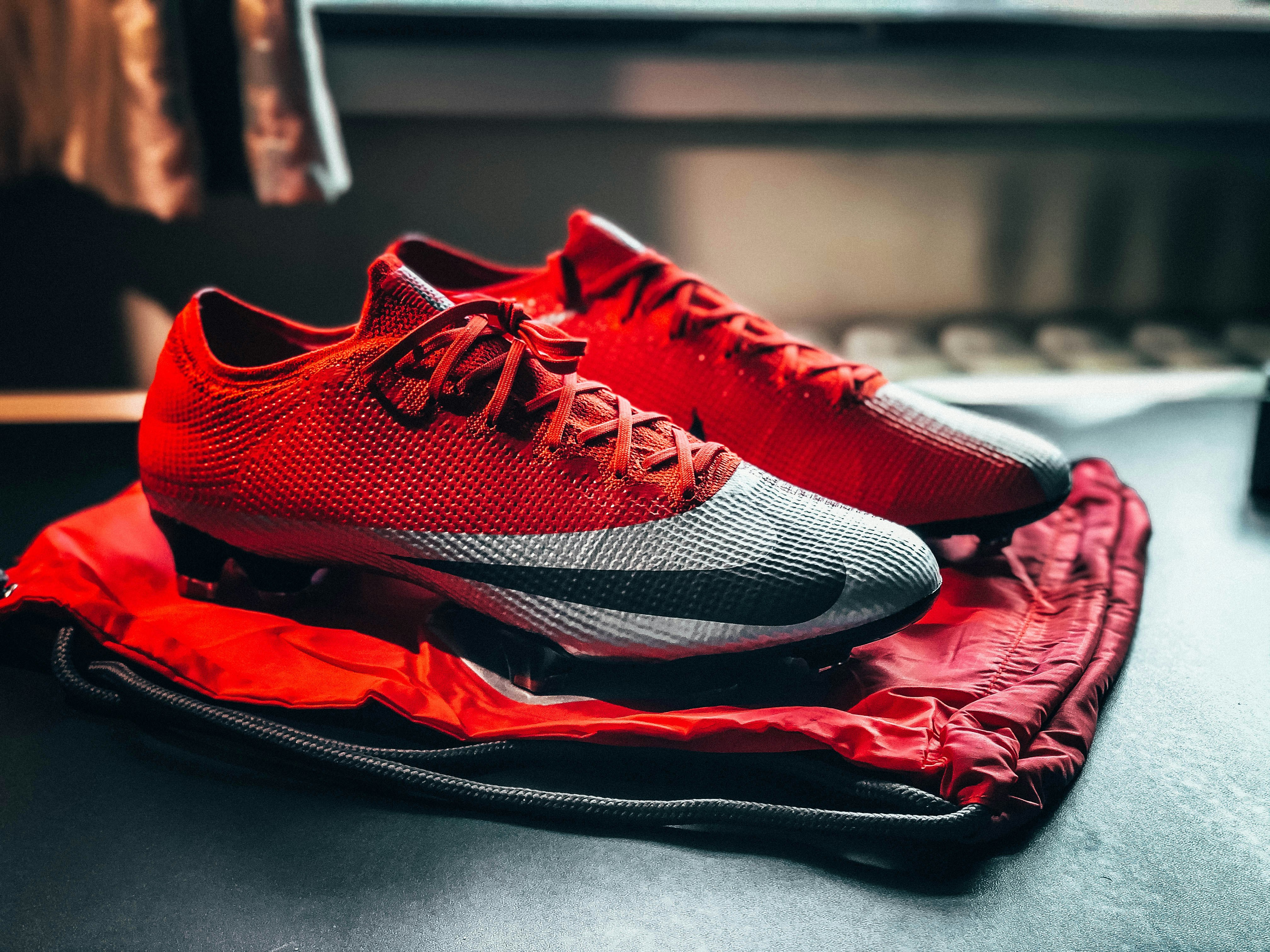 Foto Zapatillas deportivas Nike rojas y blancas – Imagen Nike gratis en ...