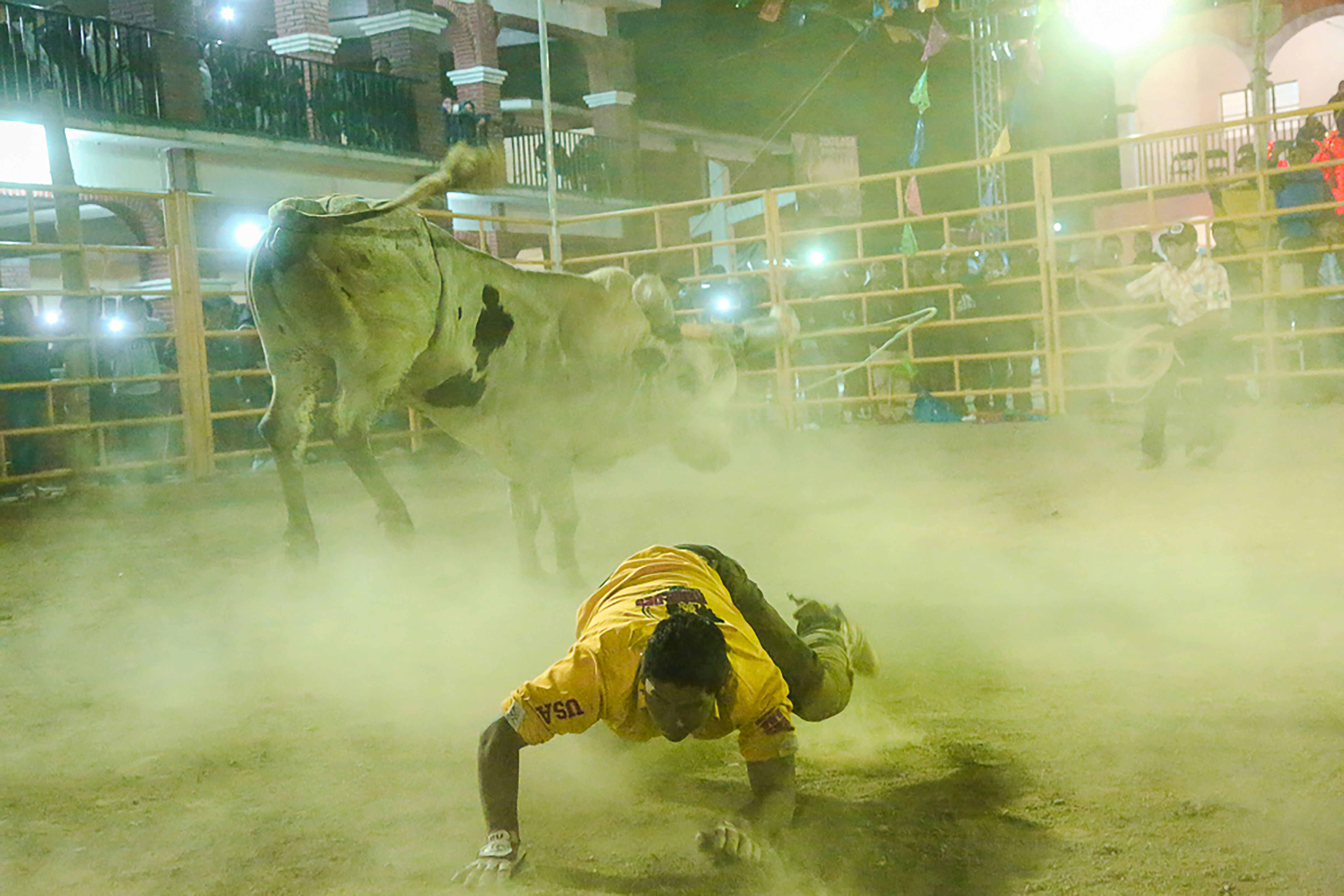 Foto Hombre con camisa amarilla montado en un caballo gris – Imagen ...