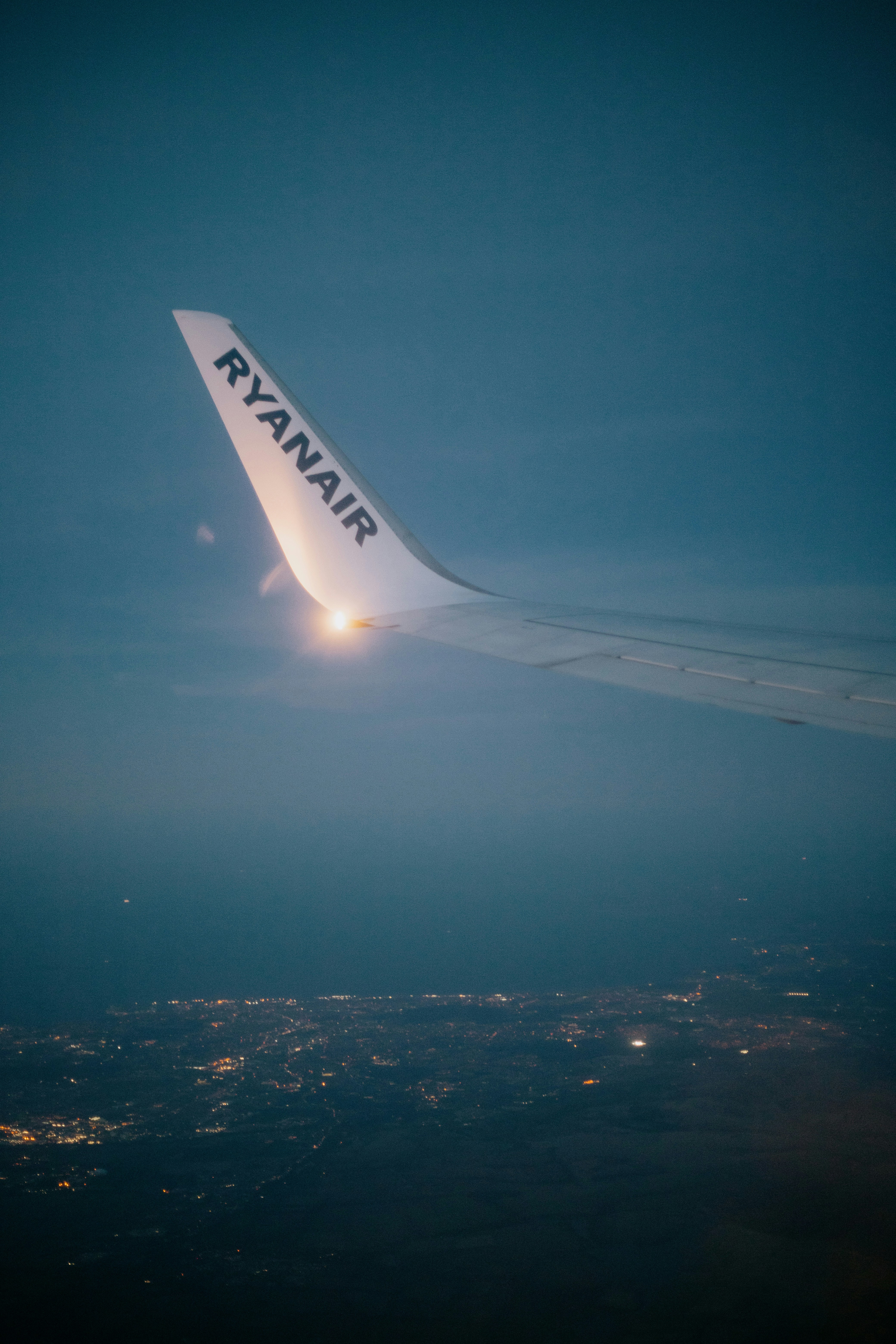 Aile d’avion blanche et bleue photo – Photo Verenigd koninkrijk Gratuite sur Unsplash