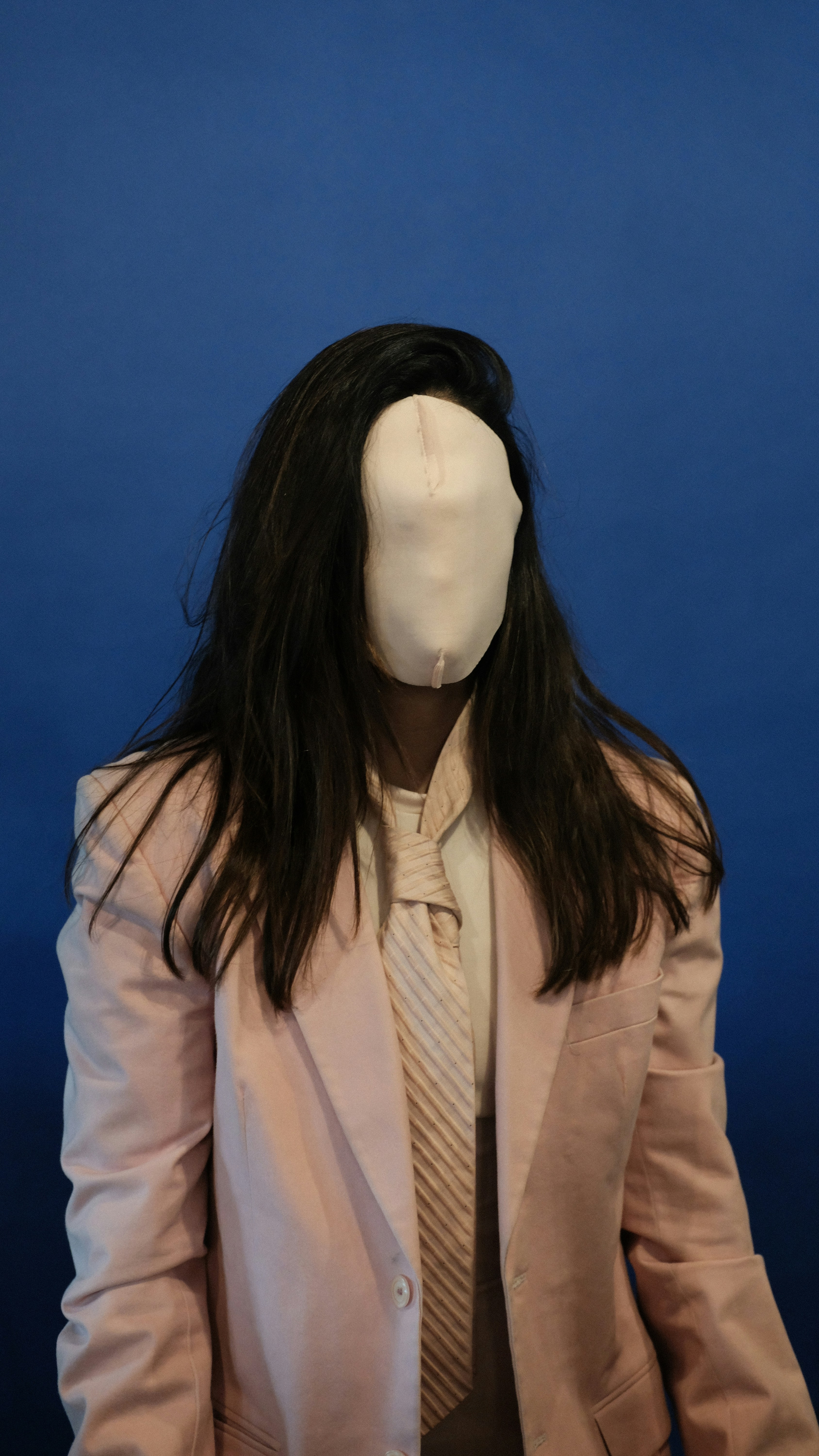 Foto Mujer con blazer beige con corbata de rayas blancas y negras ...