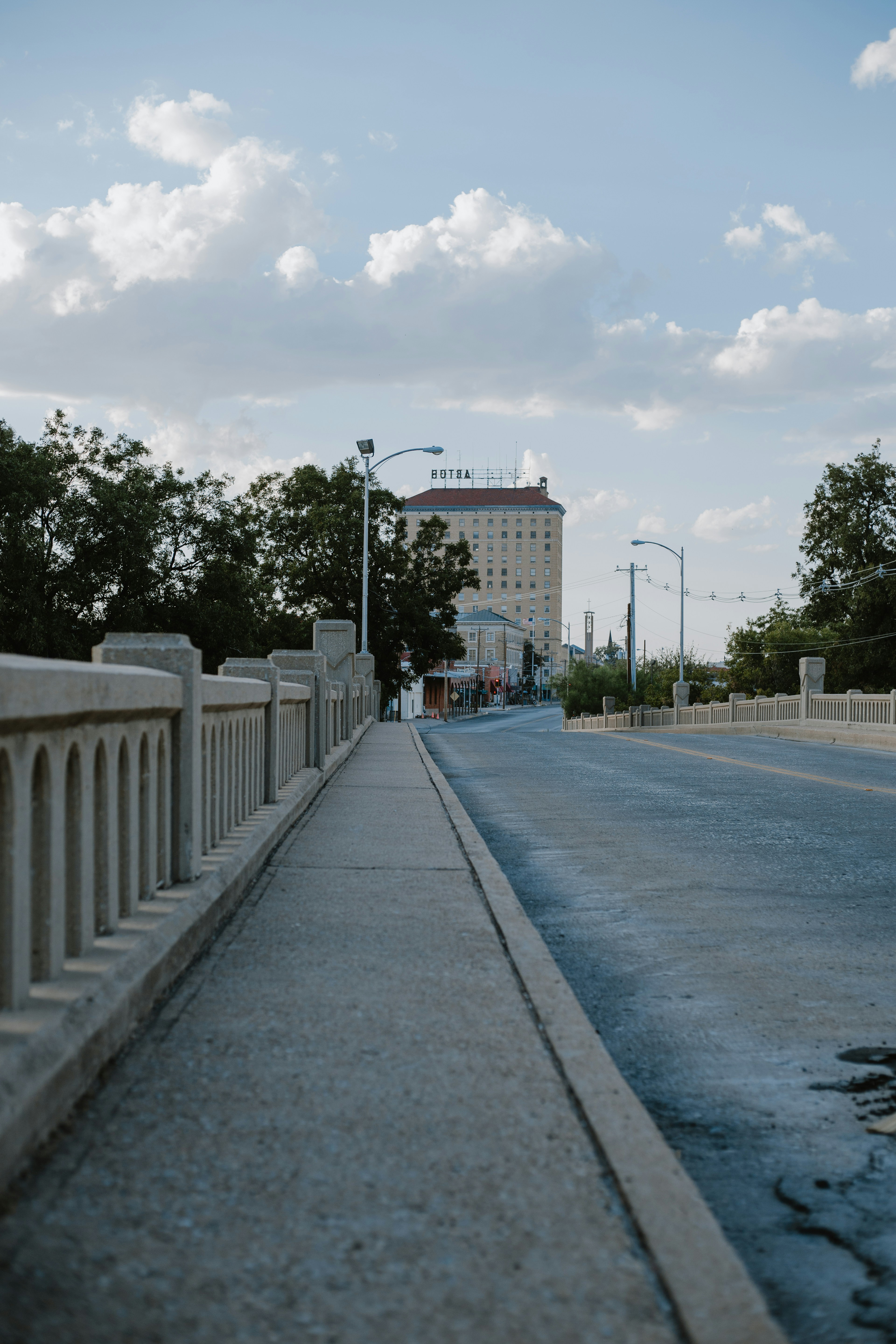 Valla de madera blanca cerca de árboles verdes durante el día foto ...