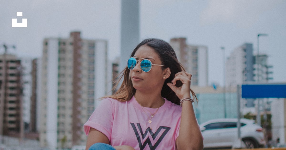 Foto Mujer Con Camiseta Rosa Con Cuello Redondo Y Vaqueros Azules