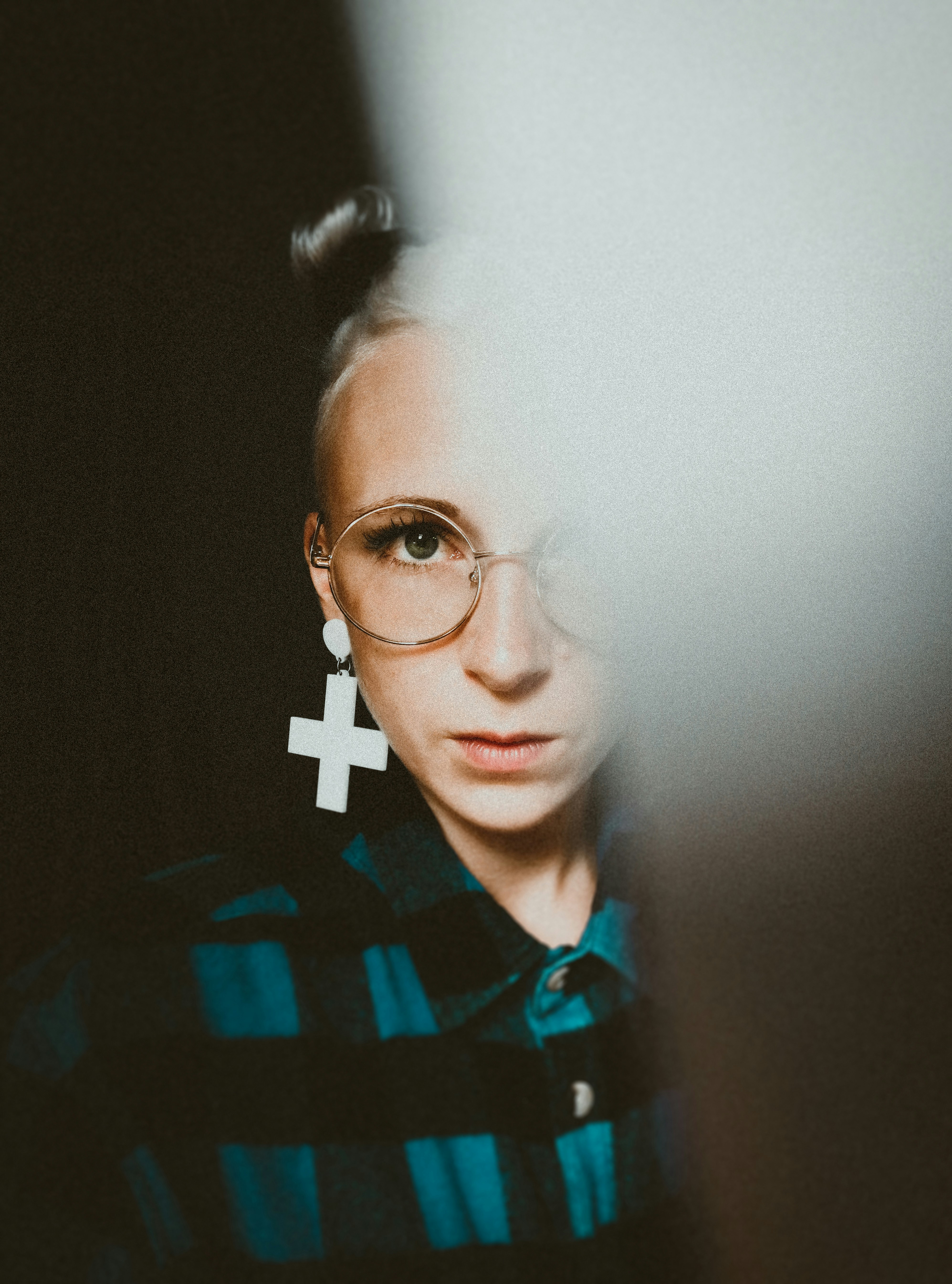 Half-Visible Focus: A Portrait Between Shadow and Light