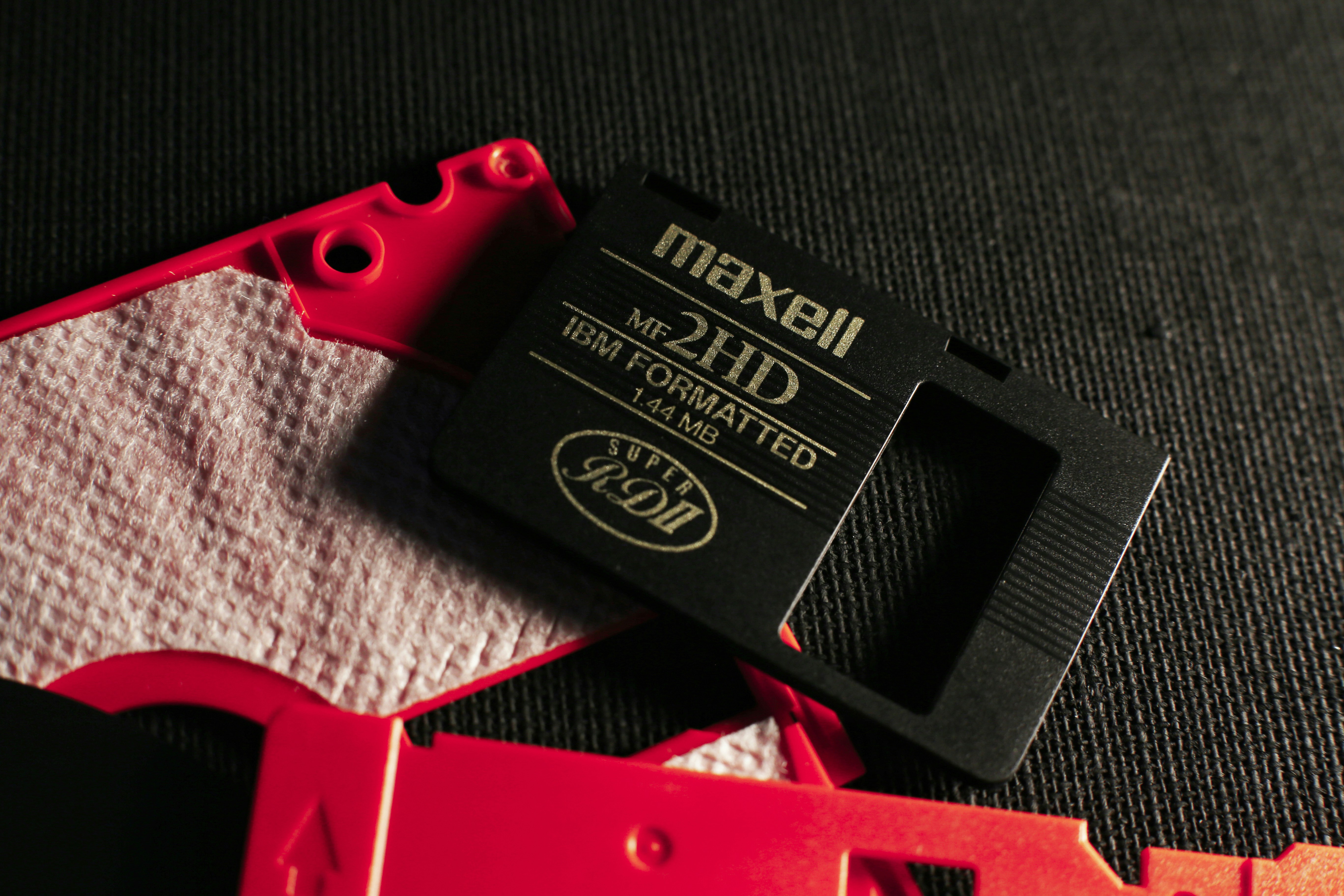 Black and pink plastic tool photo – Free Floppy disk Image on Unsplash