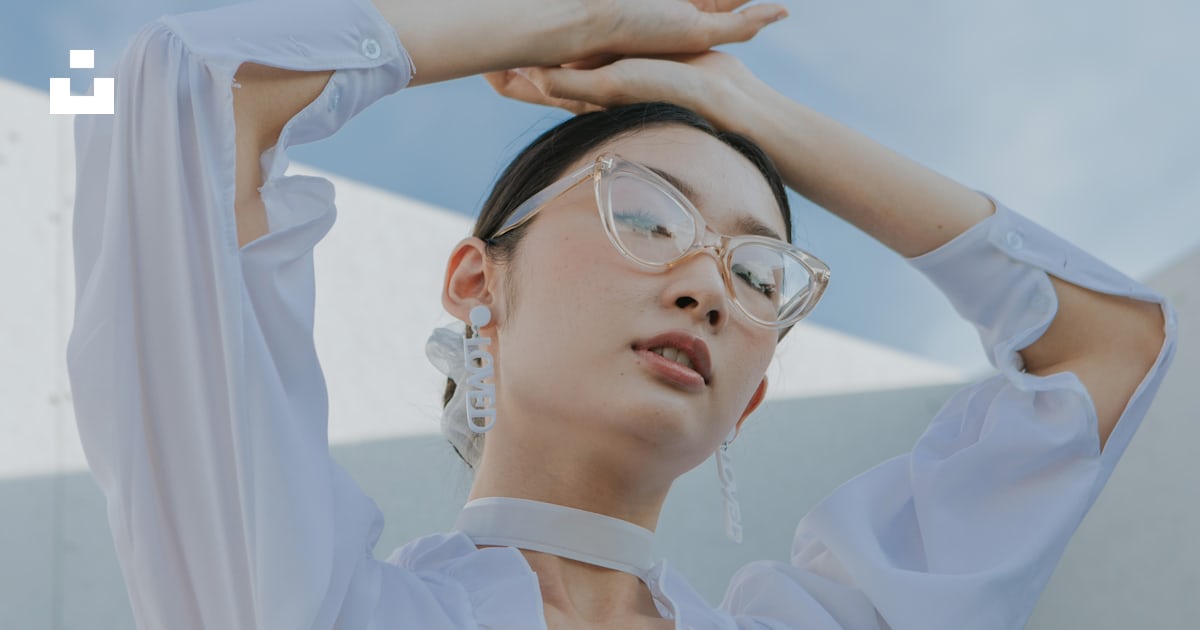 검은 선글라스를 쓴 흰색 긴 소매 셔츠를 입은 여자 사진 Unsplash의 무료 유행 이미지