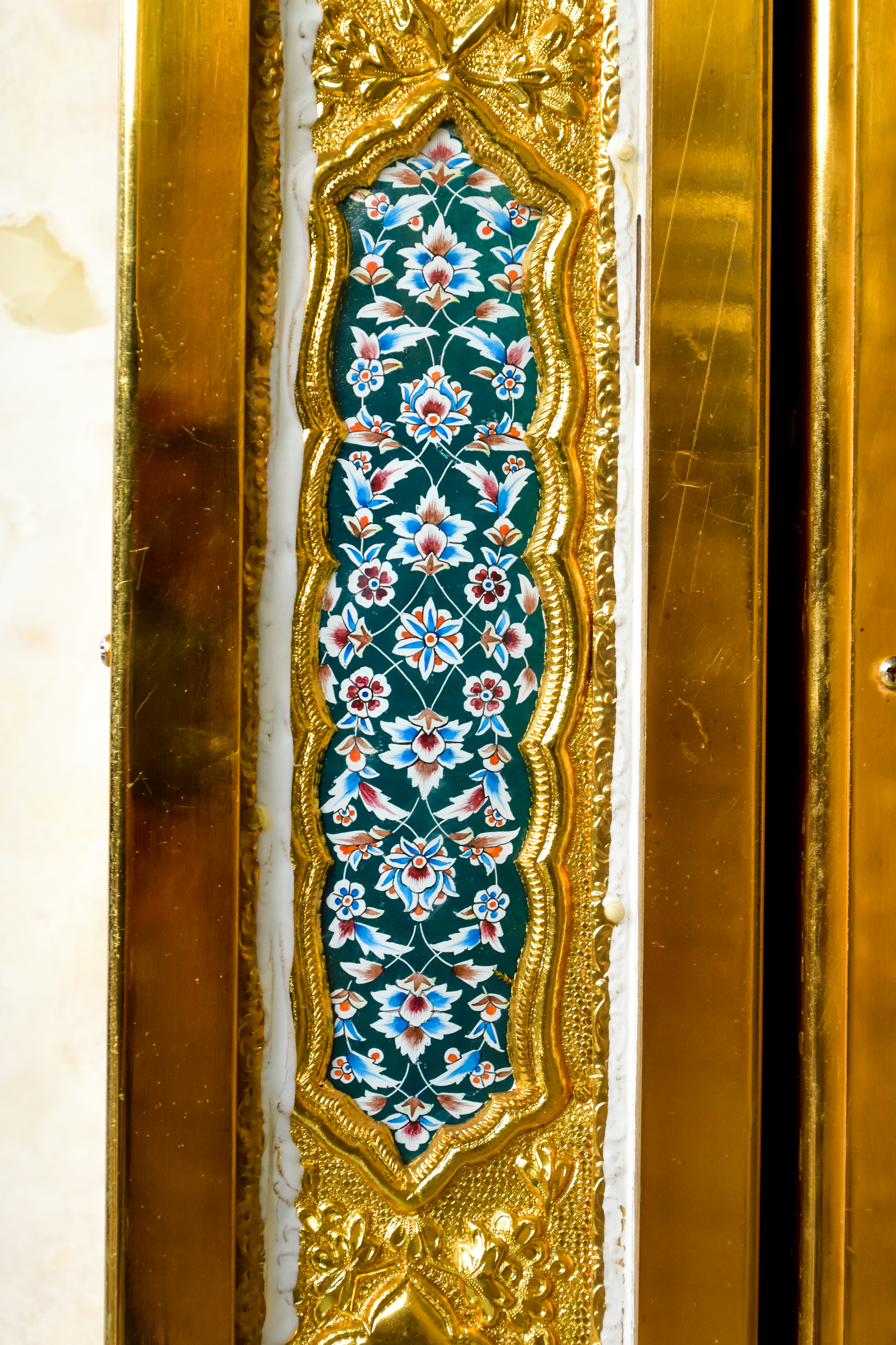 Gold blue and red floral wall decor photo – Free Samarra Image on Unsplash
