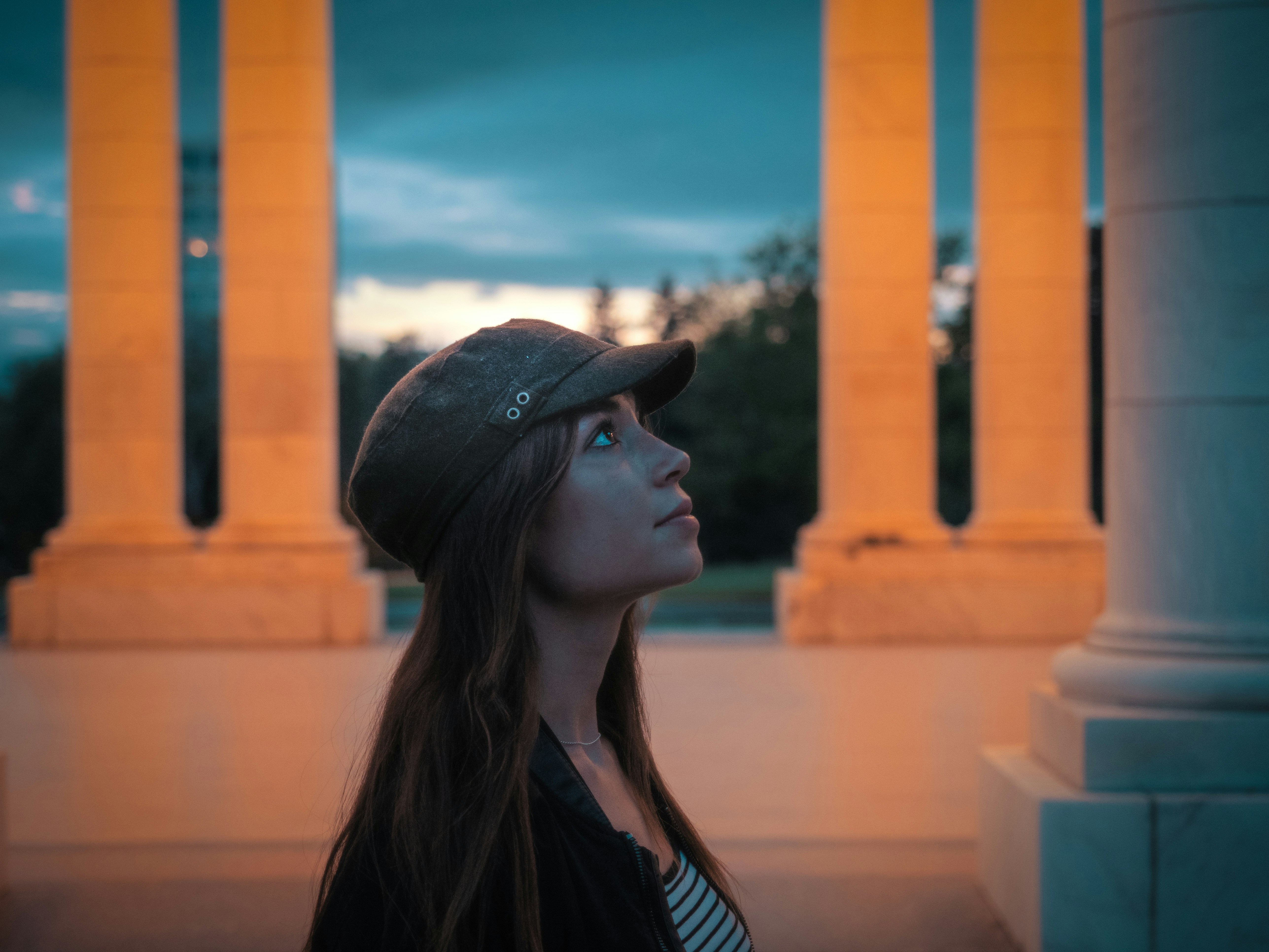 Amber-Column Portrait: a quiet gaze at twilight