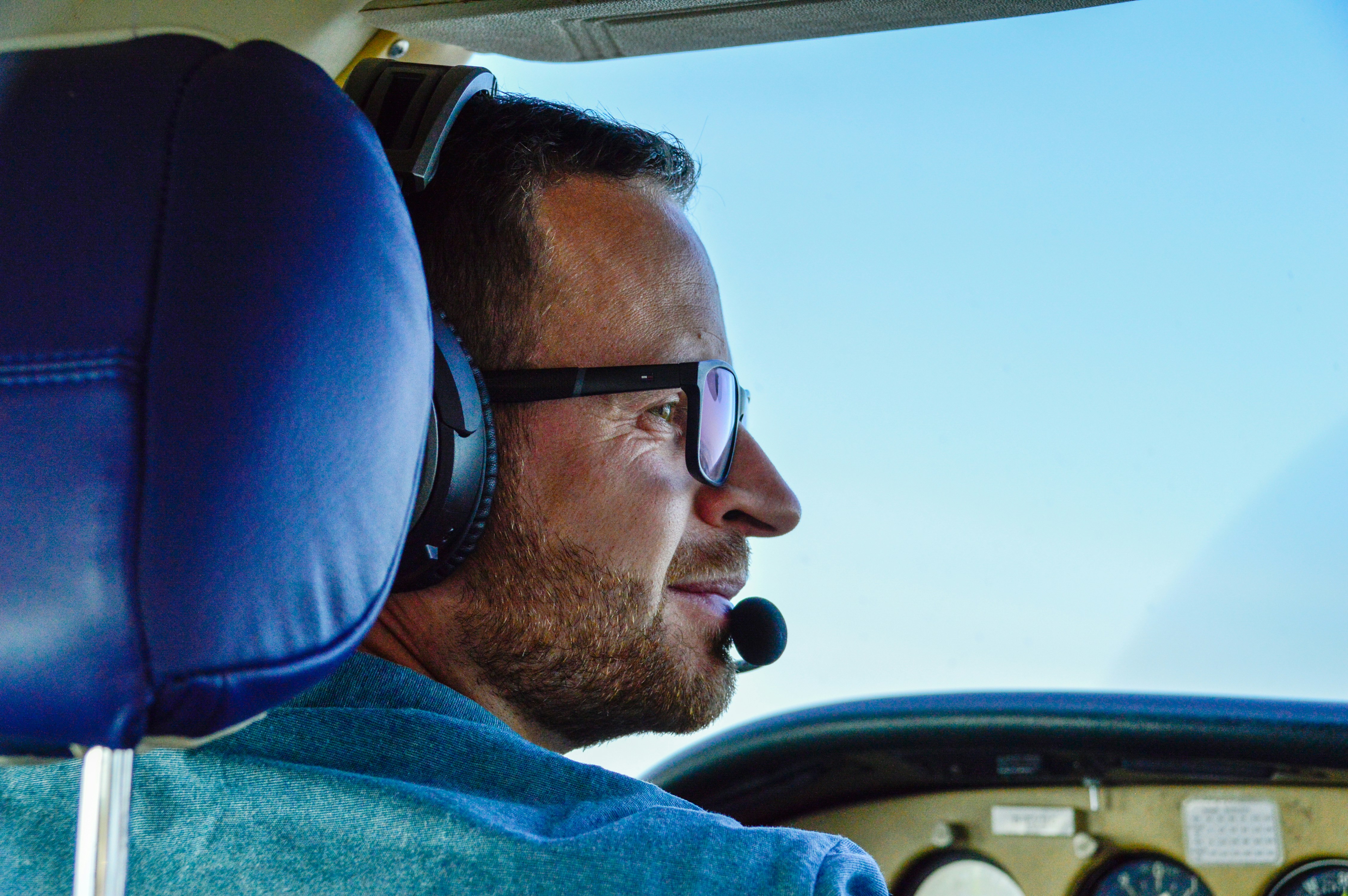 Pilot in profile: focus on headset and cockpit horizon
