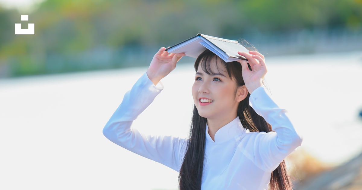 낮 동안 갈색 잔디밭에 서 있는 흰색 긴팔 드레스를 입은 여자 사진 Unsplash의 무료 여성 이미지
