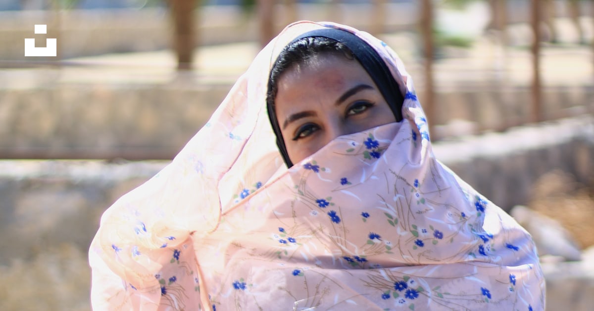 Foto Mujer Con Hiyab Azul Y Blanco Imagen Gris Gratis En Unsplash