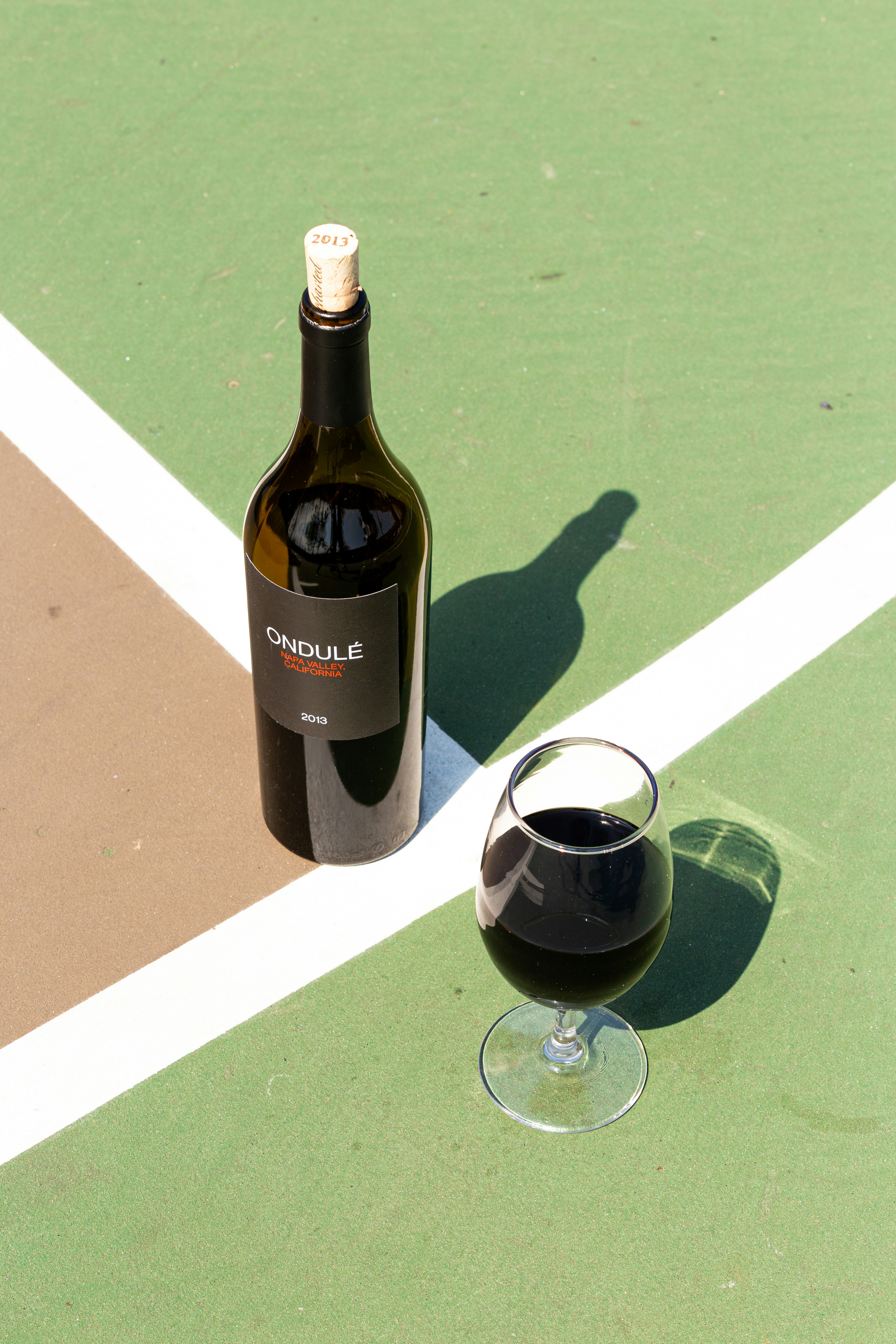 Vine and Glass on a Painted Court: Geometry of Light