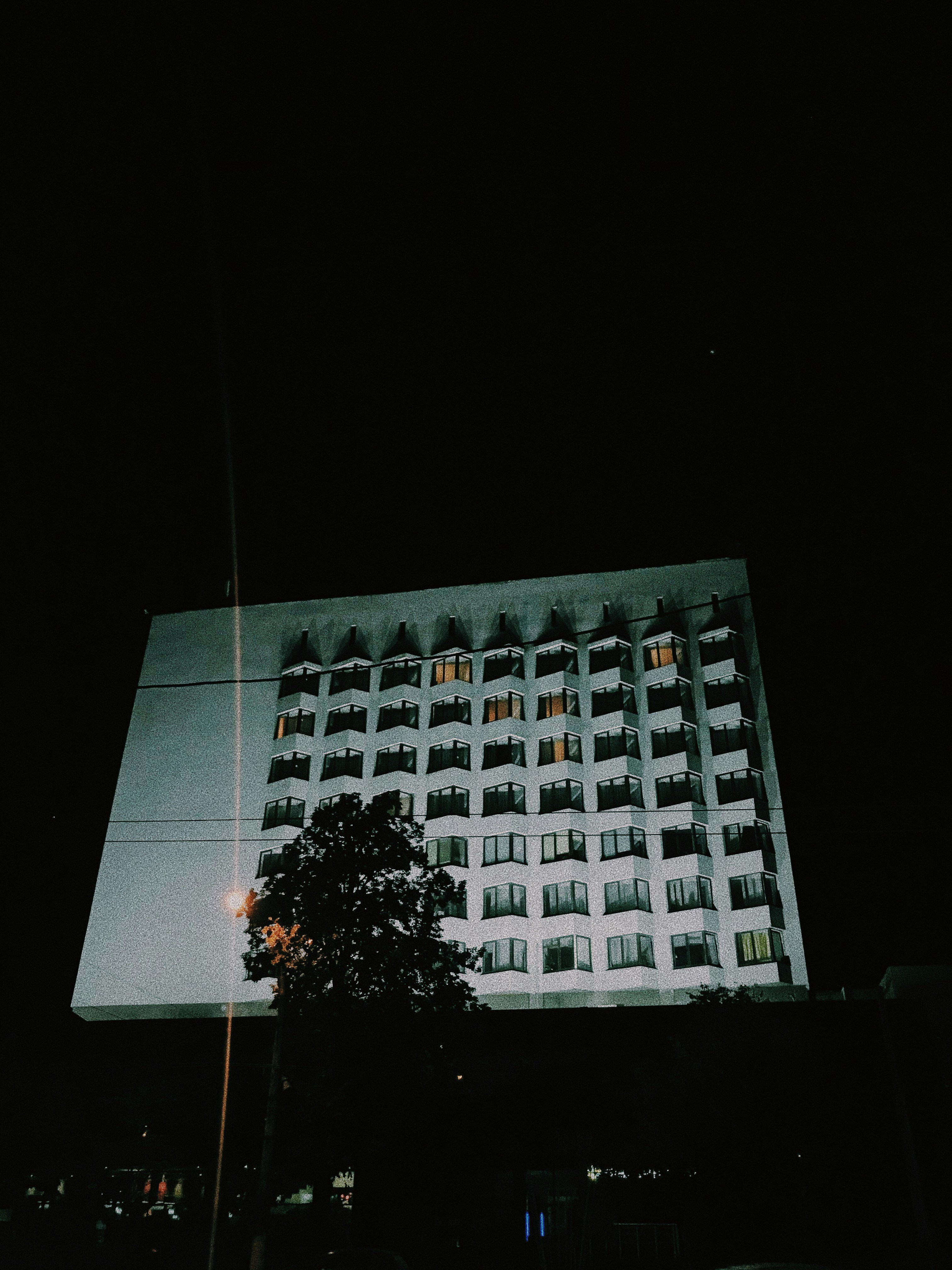 Bâtiment en béton blanc pendant la nuit photo – Photo Украина Gratuite ...
