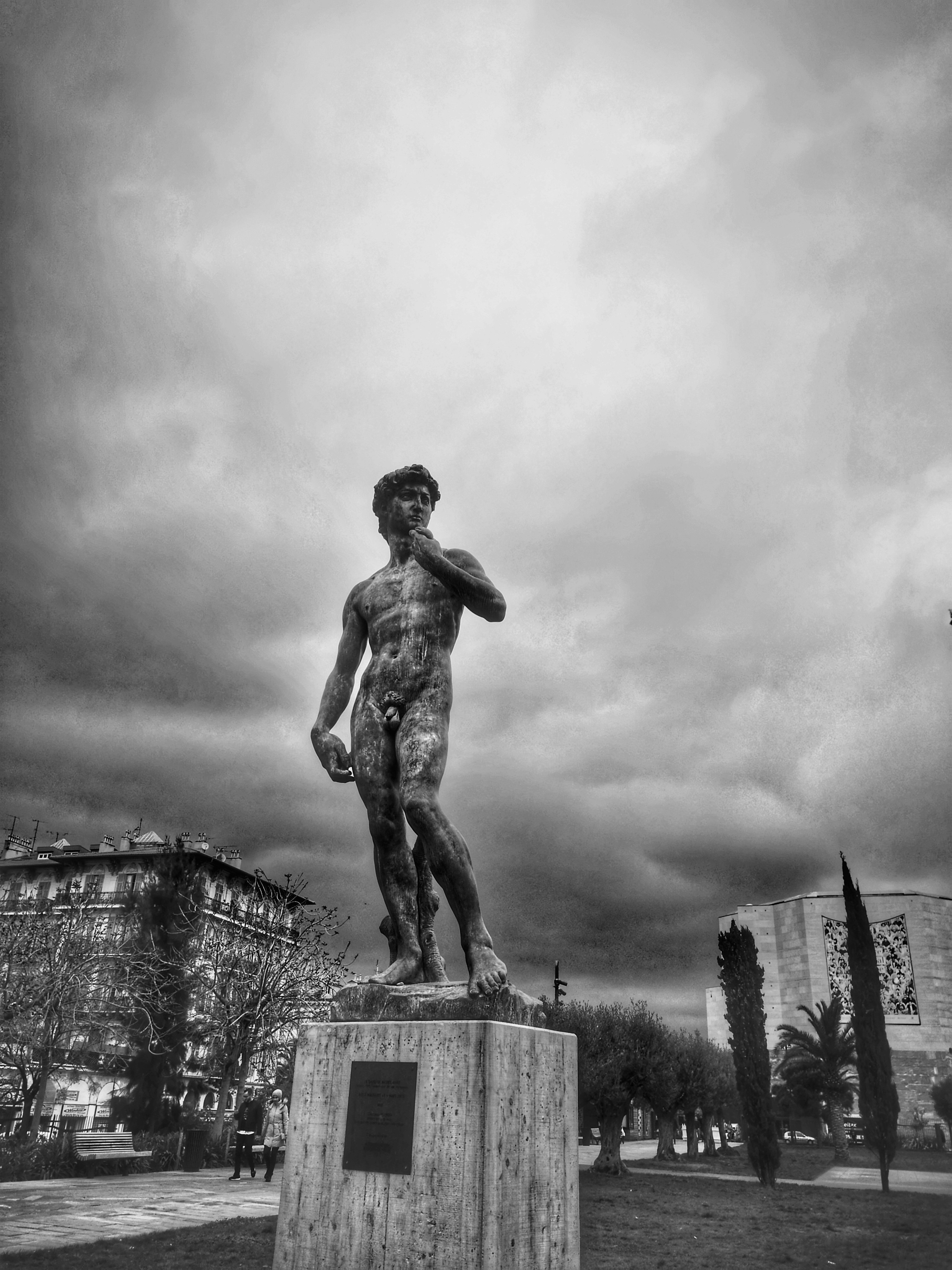 Photo en niveaux de gris de la statue de l’homme photo – Image gratuite ...