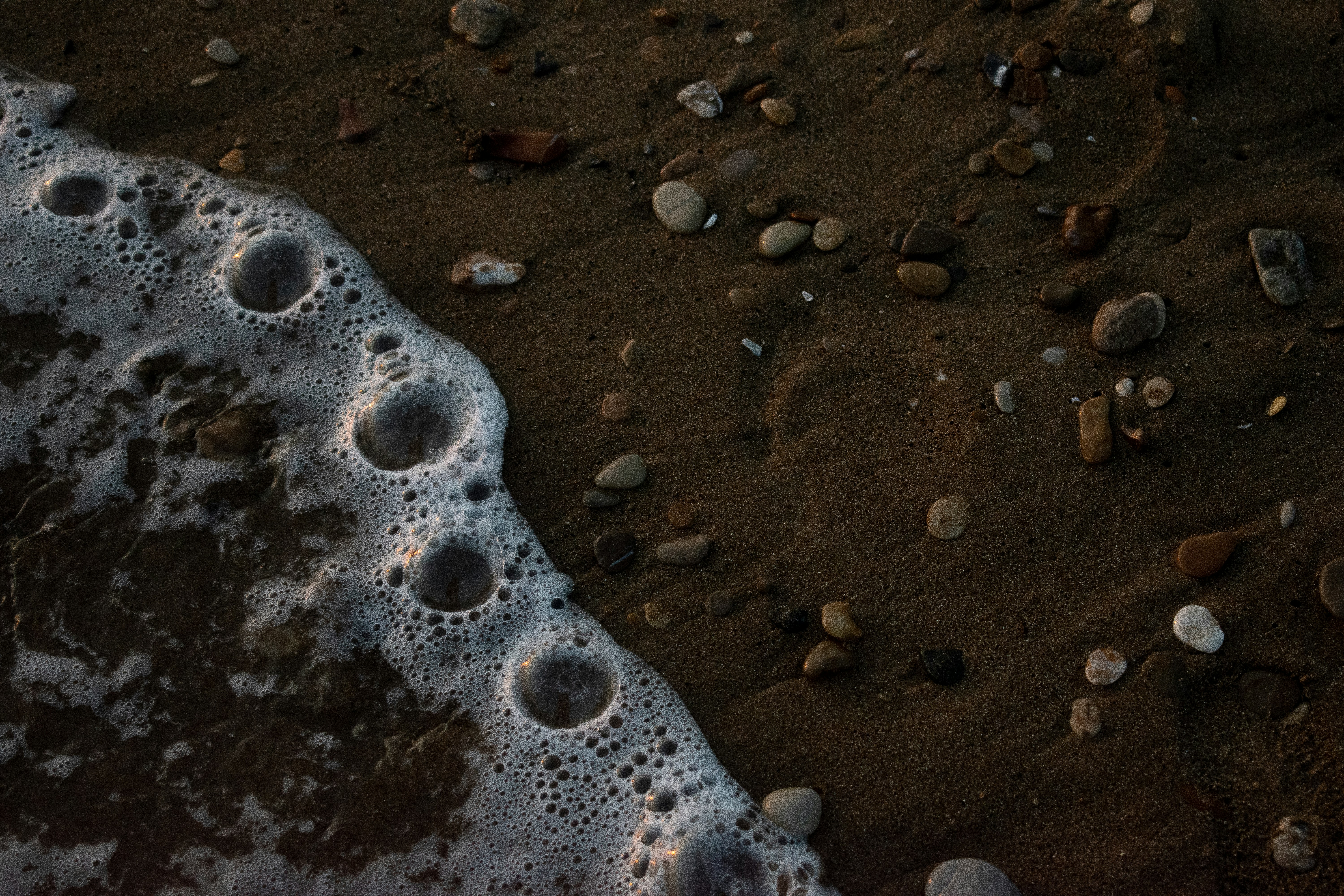 Pebbles and the Diagonal Tide: A Quiet Shore