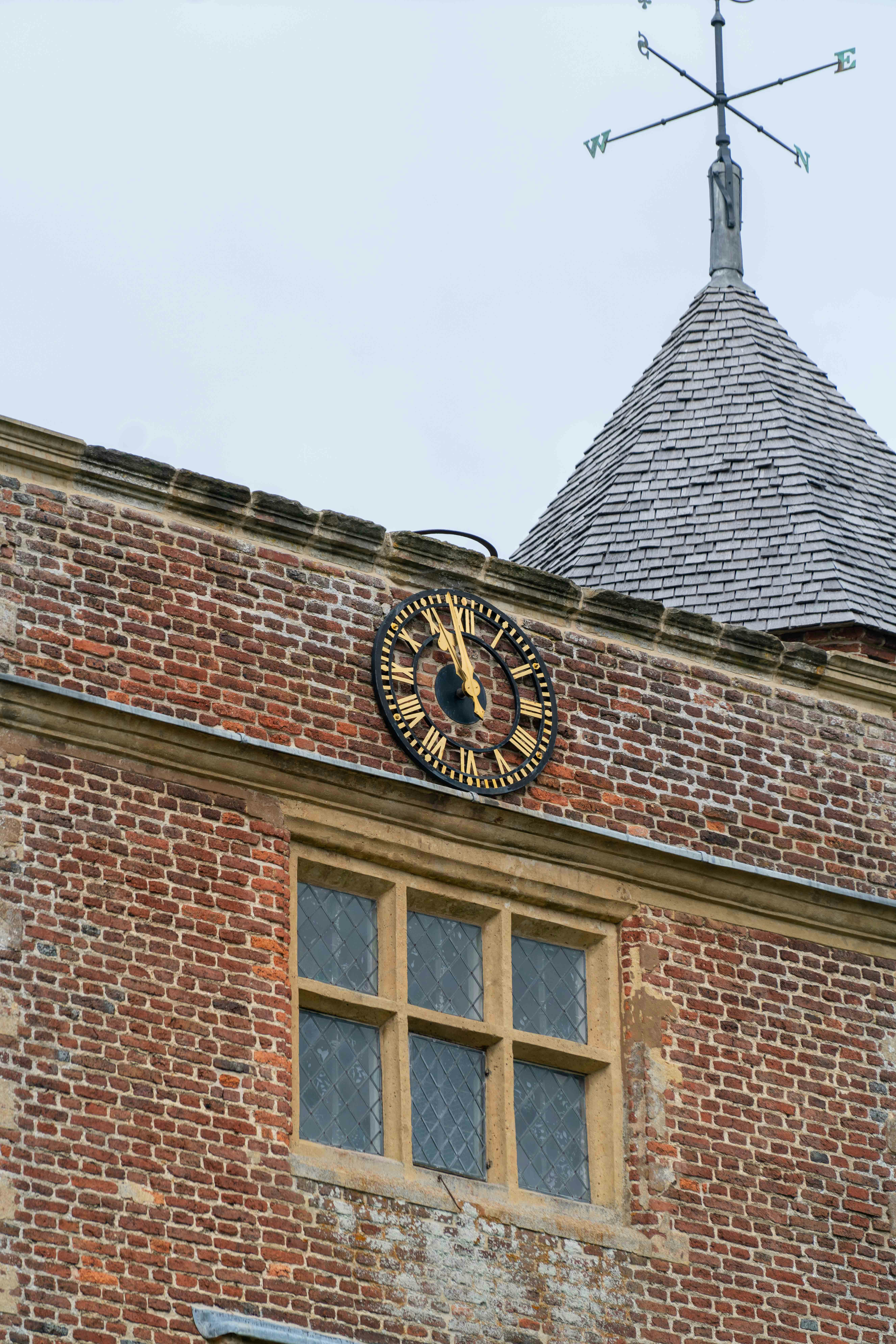 Brown brick building with analog wall clock at 10 00 photo – Free ...