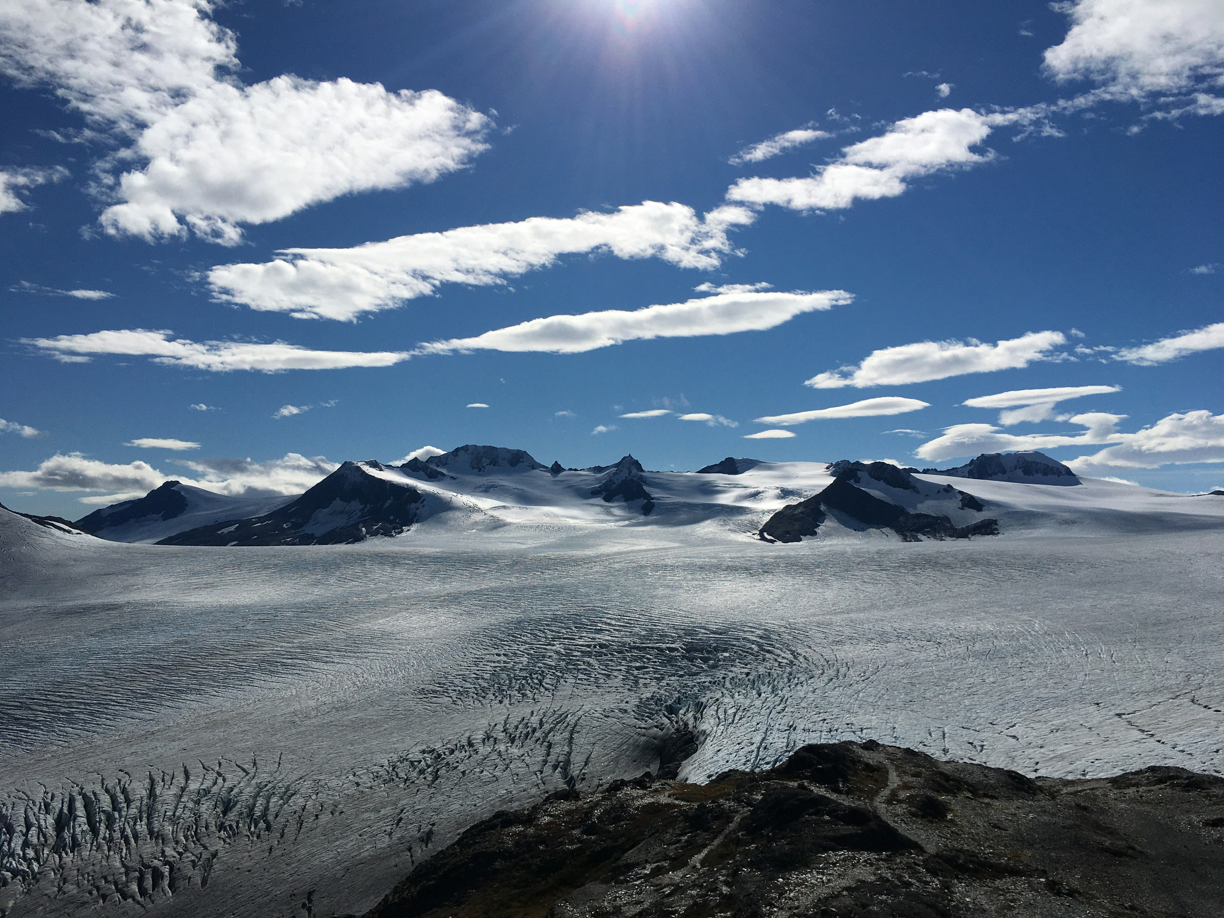 Montaña cubierta de nieve bajo el cielo azul durante el día foto ...