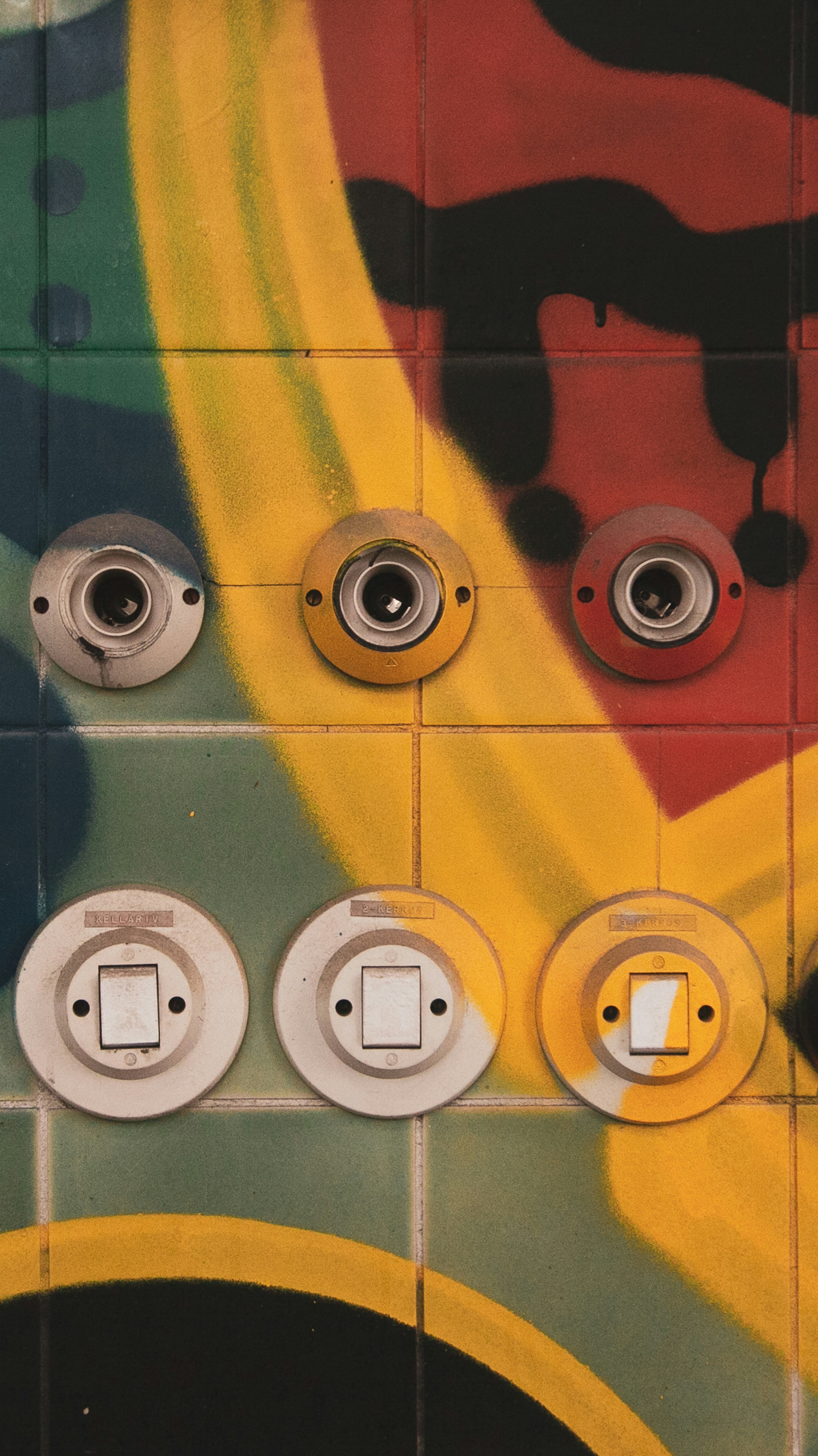 White electric switch on green wall photo – Free Grafiti Image on Unsplash