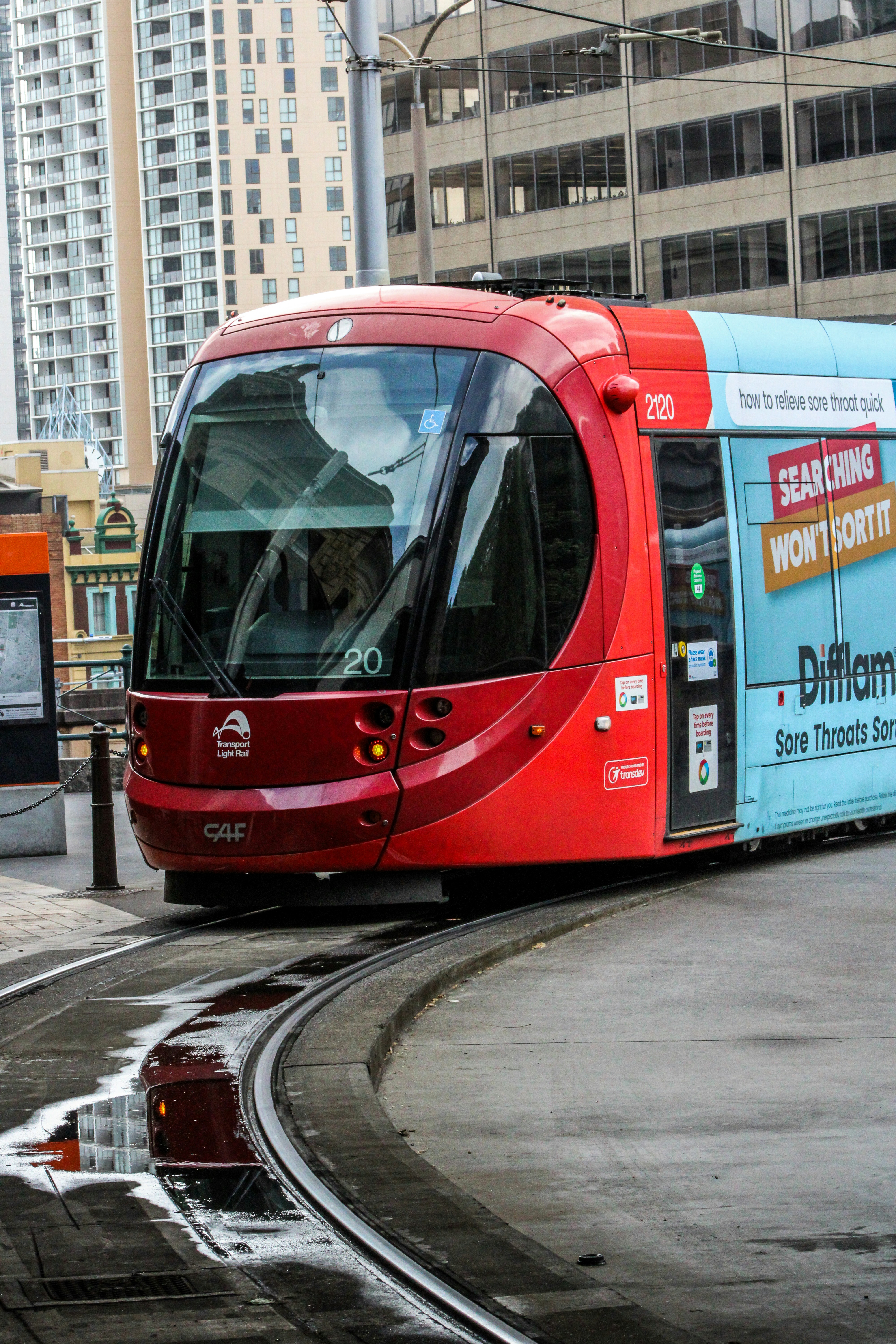 Tramway rouge et blanc sur la route pendant la journée photo – Photo ...